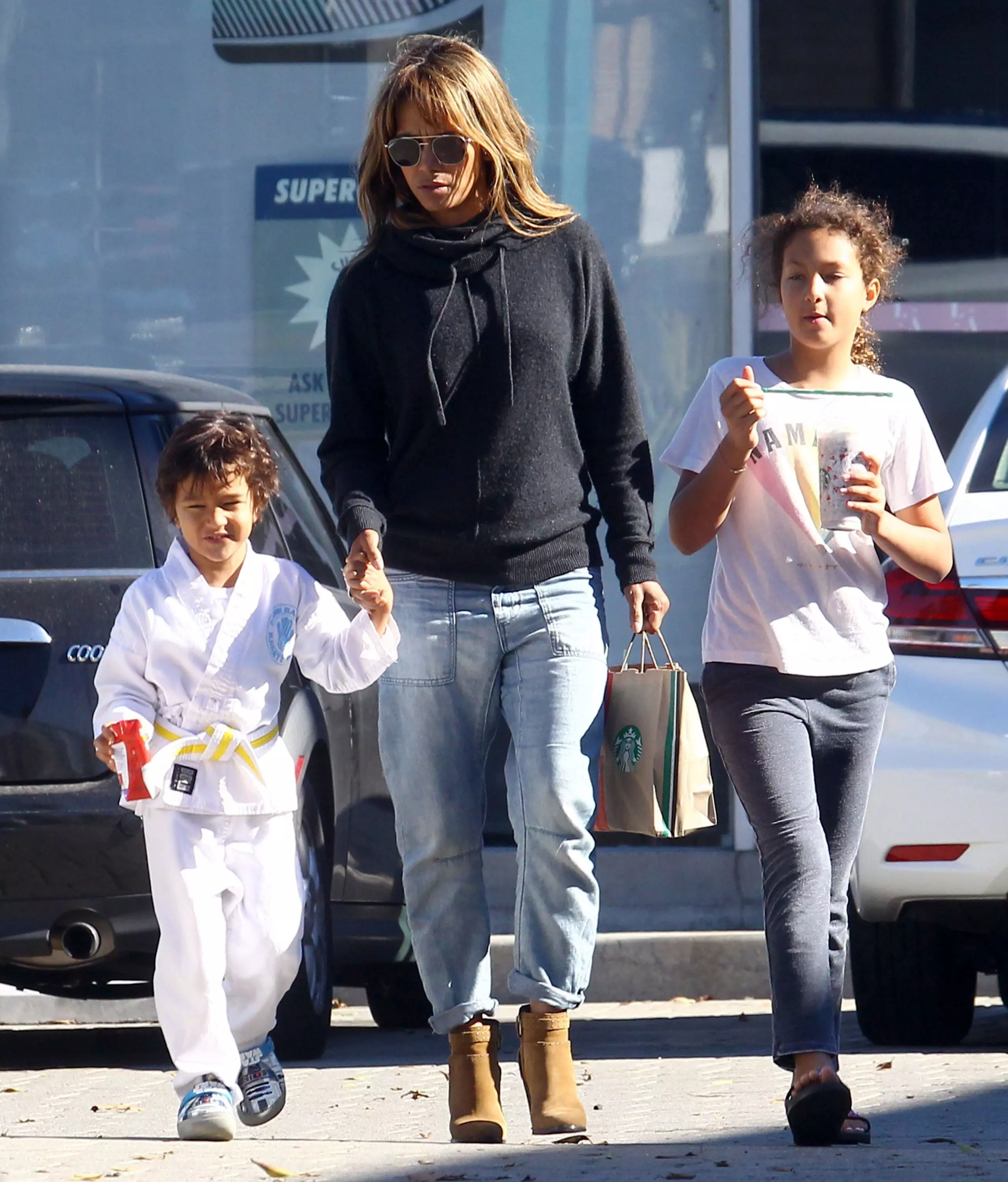 Halle Berry en balade, Los Angeles, États-Unis - 02 décembre 2018