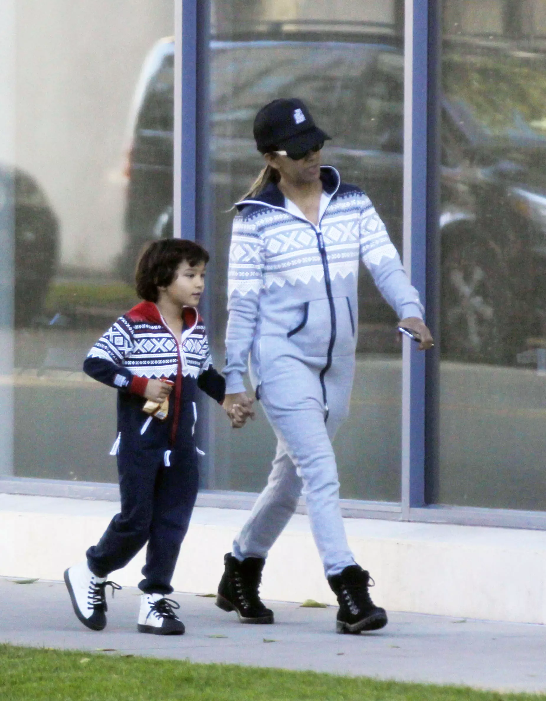 Halle Berry en haar zoon Maceo maken een wandeling door Beverly Hills en vinden onderweg tijd om wat foto's te maken.