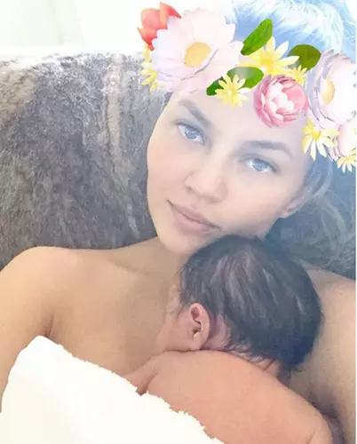 chrissy-teigen-baby-2