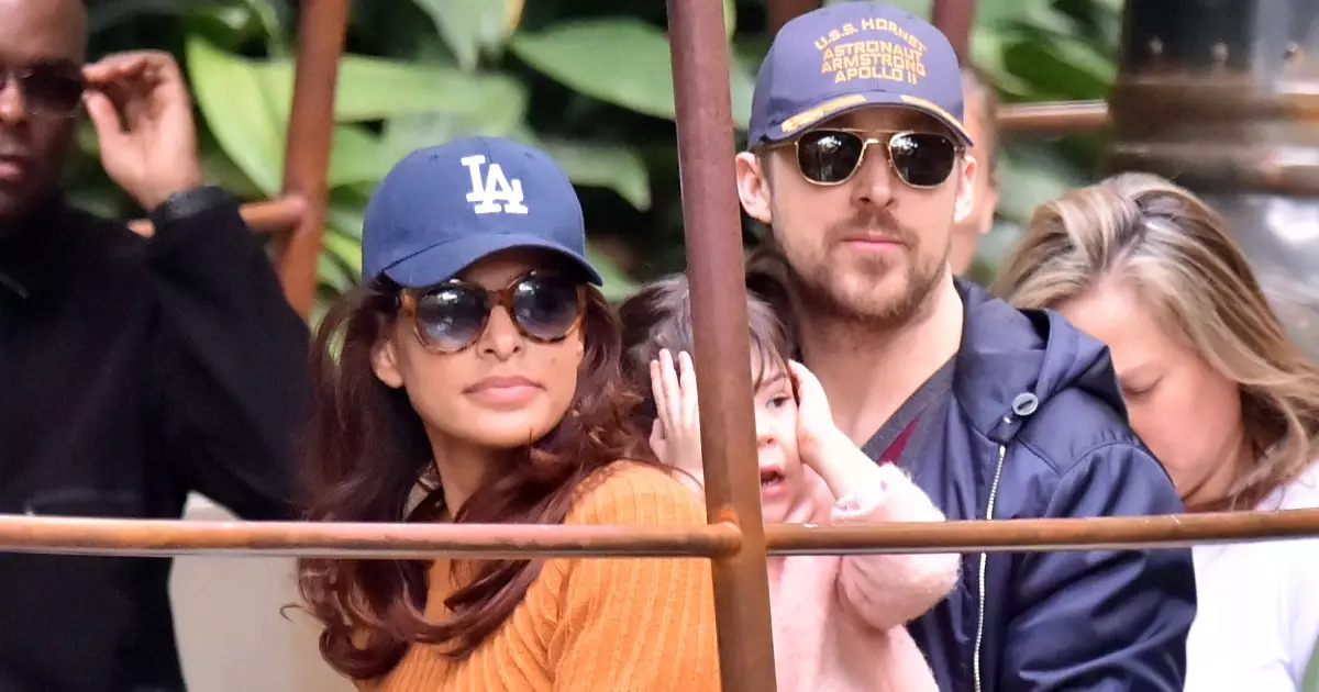 Eva Mendes spandeer verjaarsdag saam met Ryan Gosling en dogters by Disney