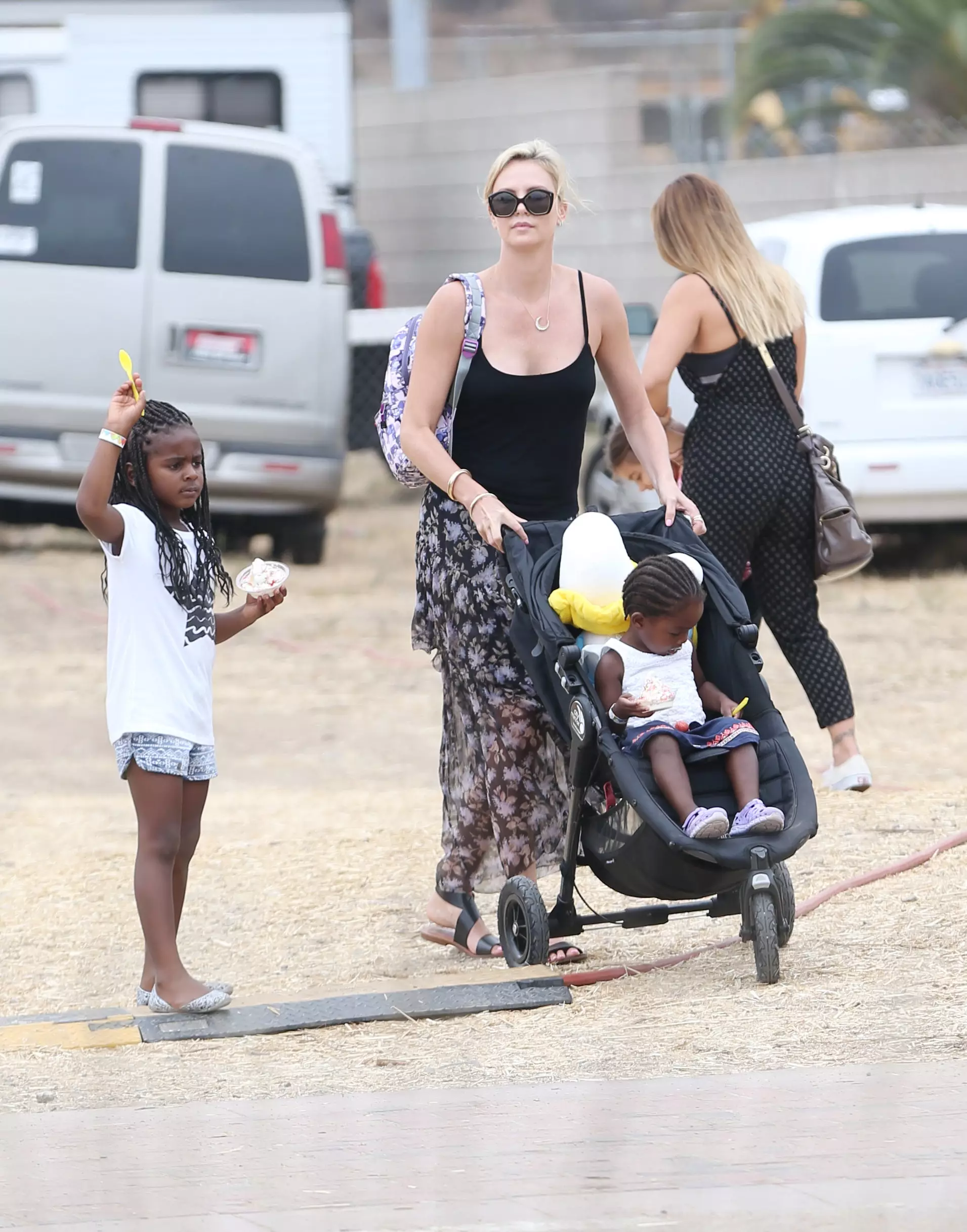 Charlize Theron ir vaikai purslais