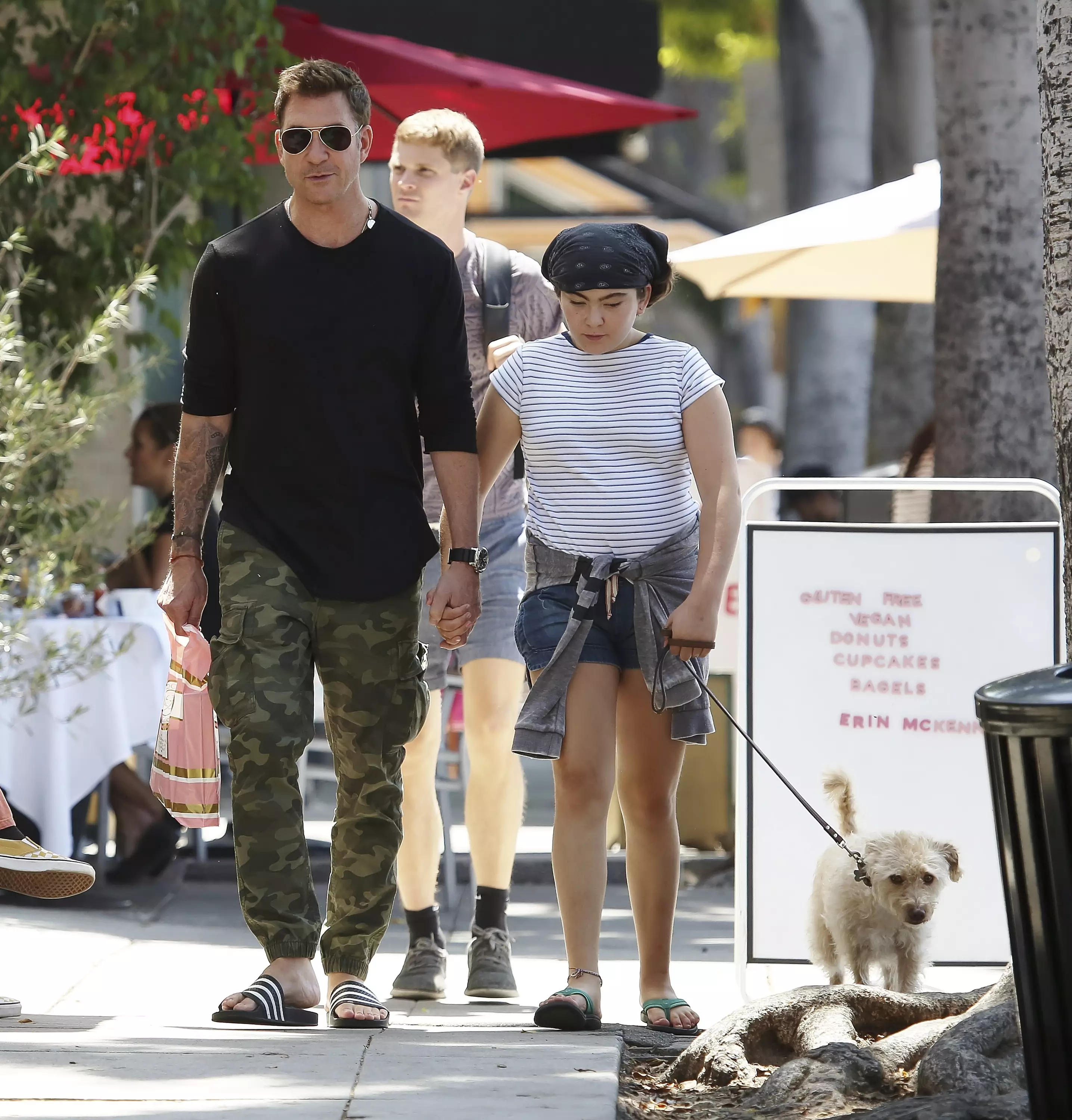 Dylan McDermott e sua filha passeiam com seu cachorro
