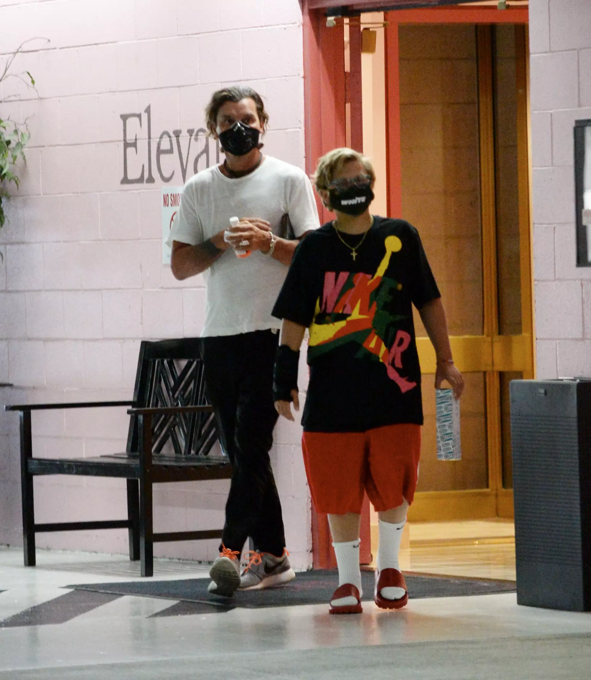 gavin-rossdale-and-son-zuma-spotted-wearing-face-masks-on-outing