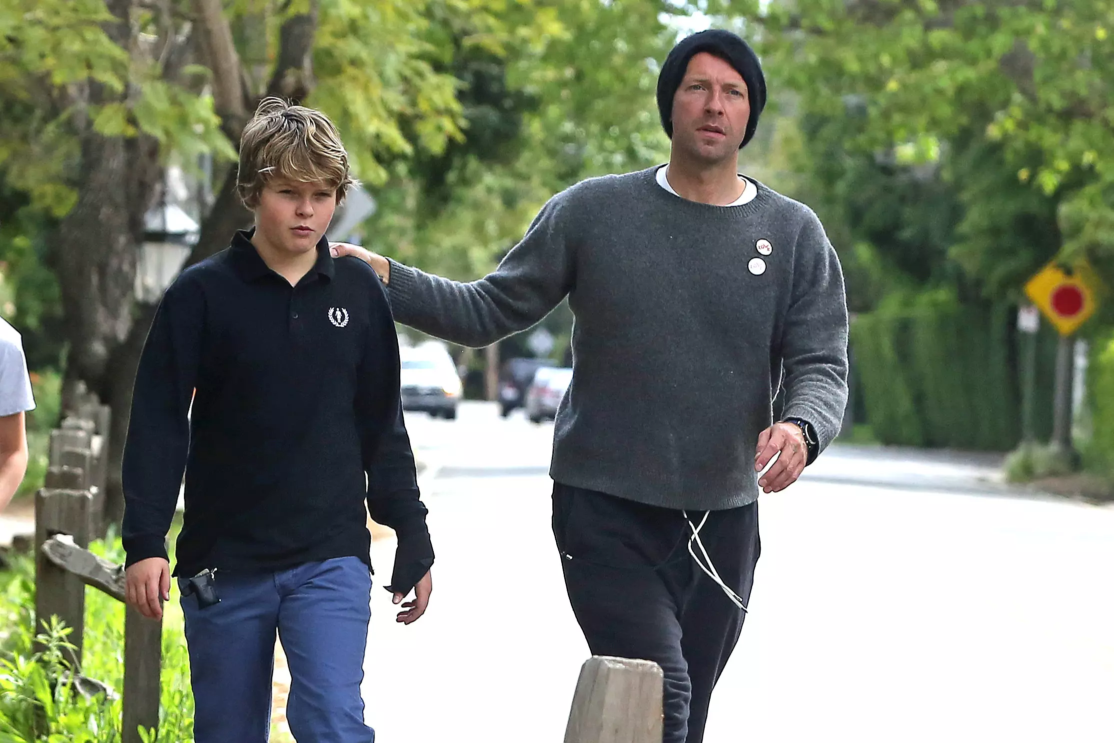 EXCLUSIVO: Chris Martin sai com seu filho Moses que comemora seu aniversário de 14 anos hoje