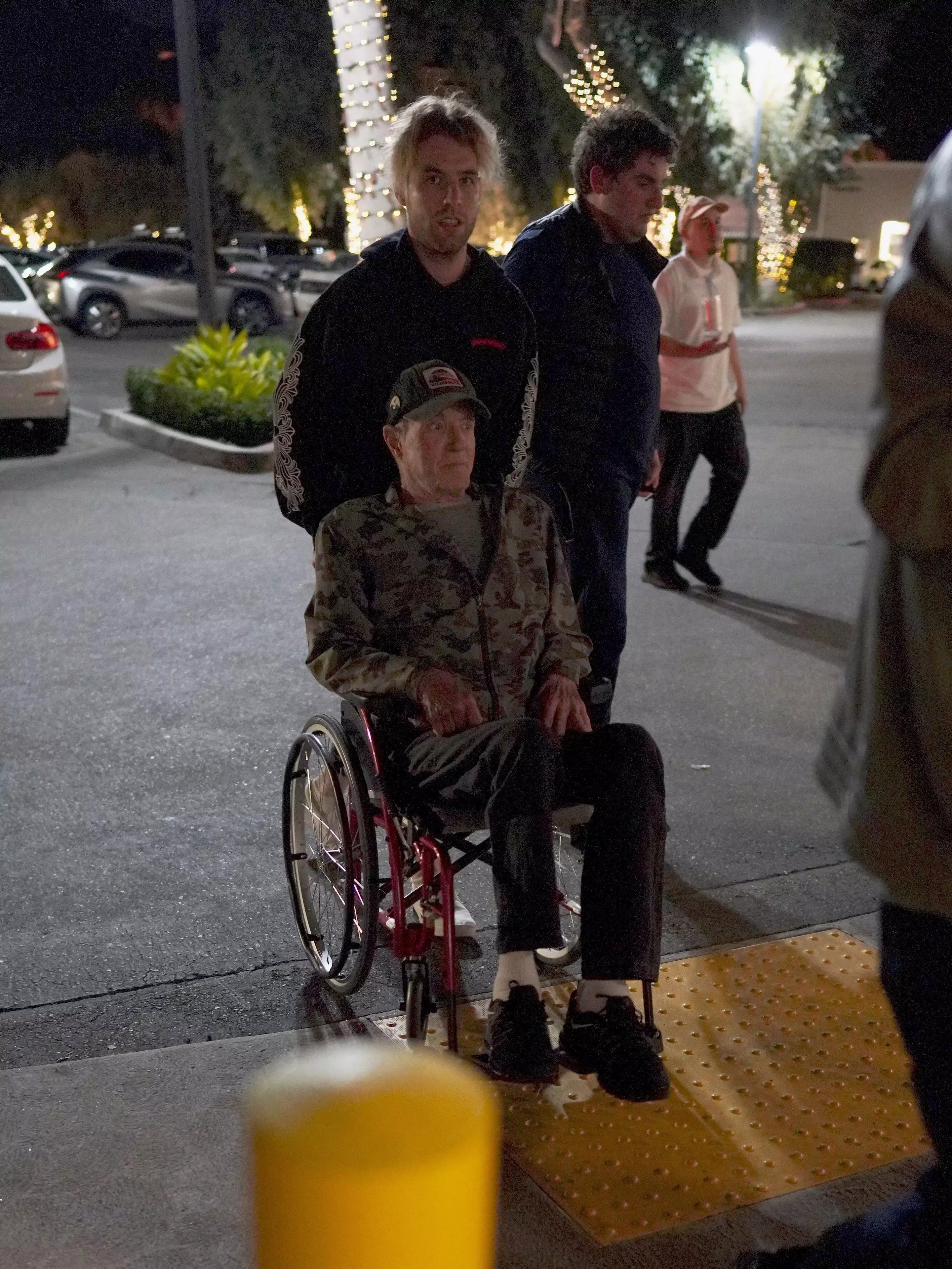 A lenda de Hollywood James Caan parece frágil quando seu filho Jacob o empurra em uma cadeira de rodas em Los Angeles.