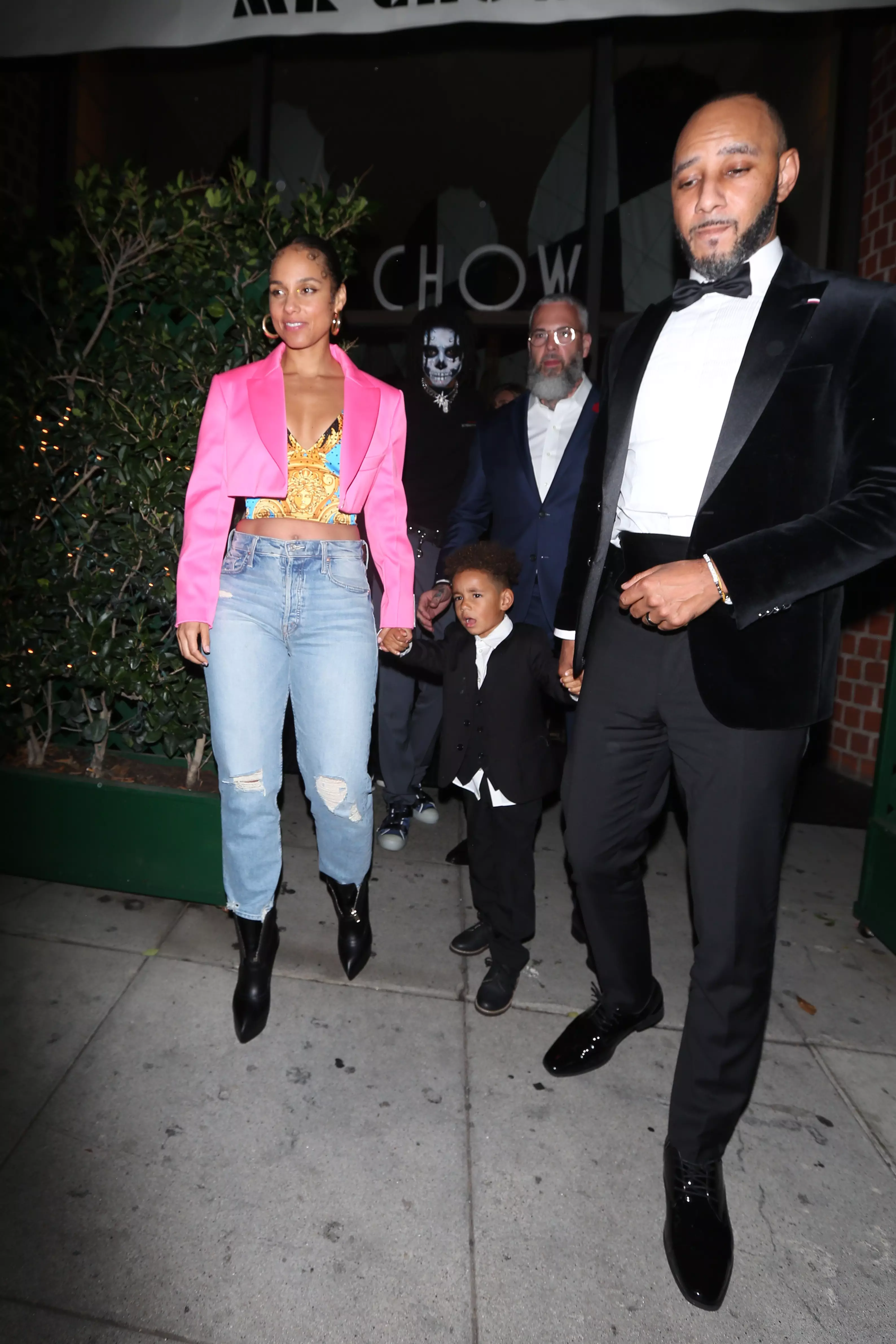 主持 2020 年格莱美颁奖典礼后，Alicia Keys 和 Swizz Beatz 与他们的儿子在周先生餐厅共进晚餐
