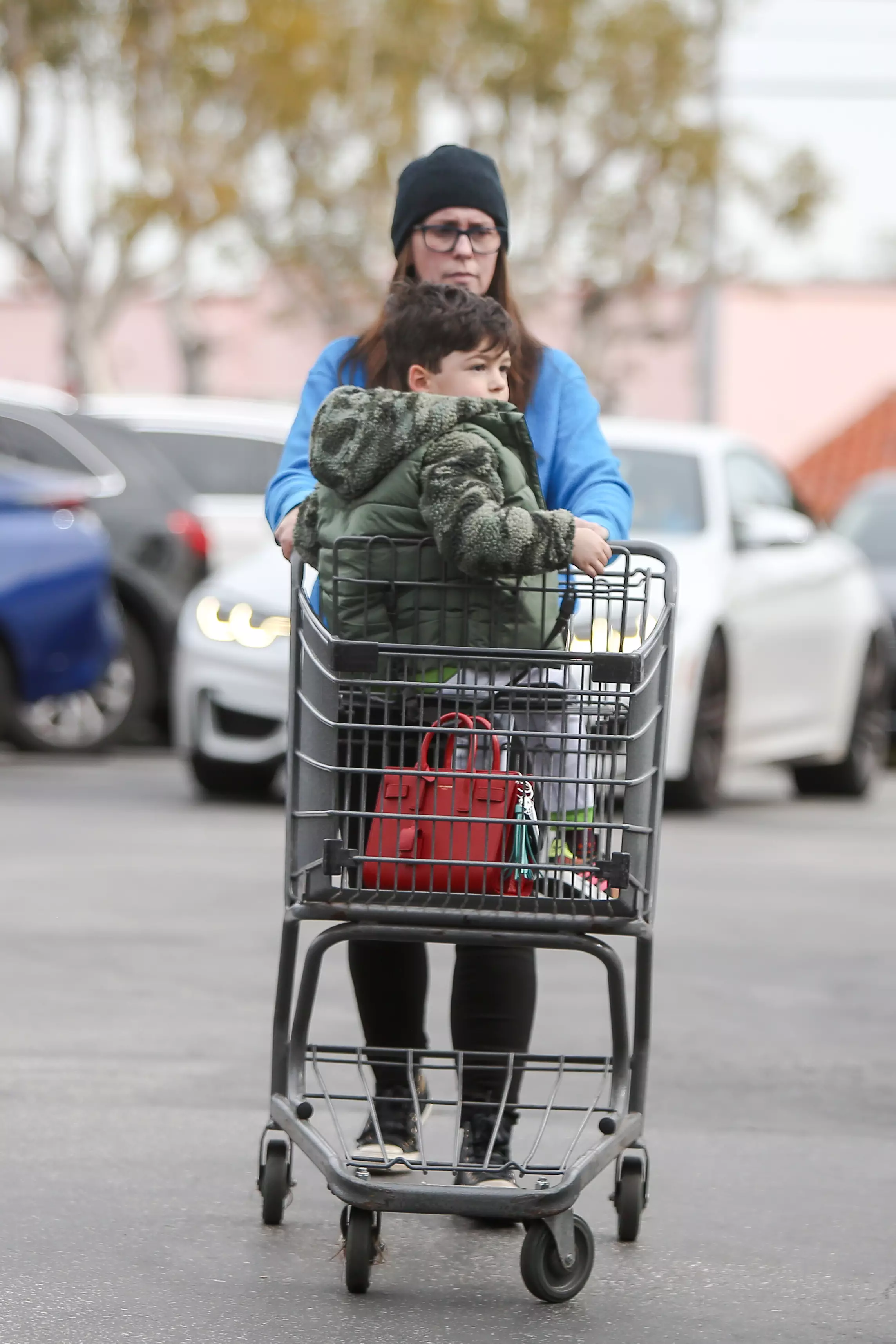 詹妮弗·洛芙·休伊特和她最小的孩子、4 岁的儿子 Atticus 一起在太平洋帕利塞德购物。