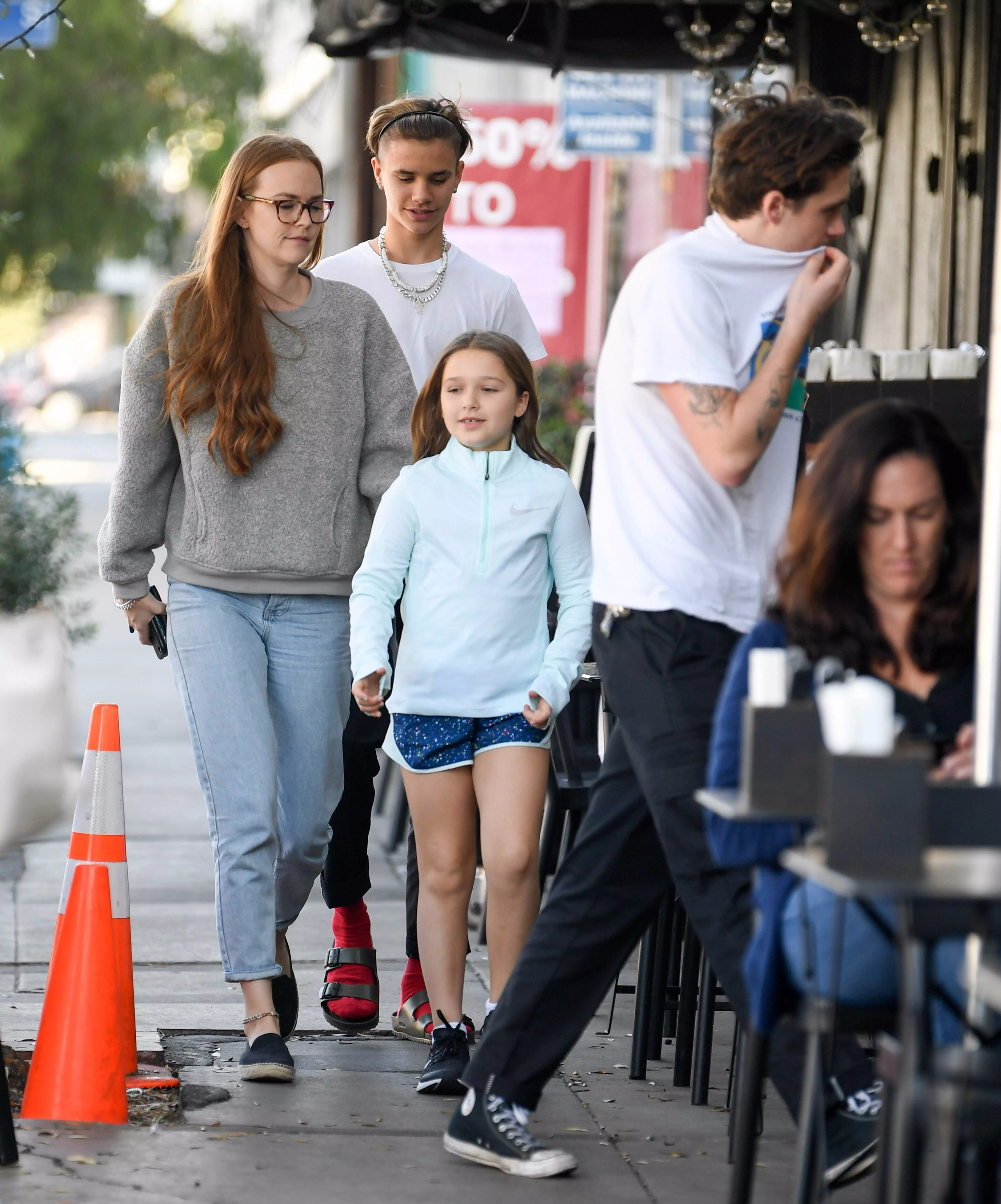 Brooklyn Beckham leva seus irmãos mais novos para almoçar em Los Angeles