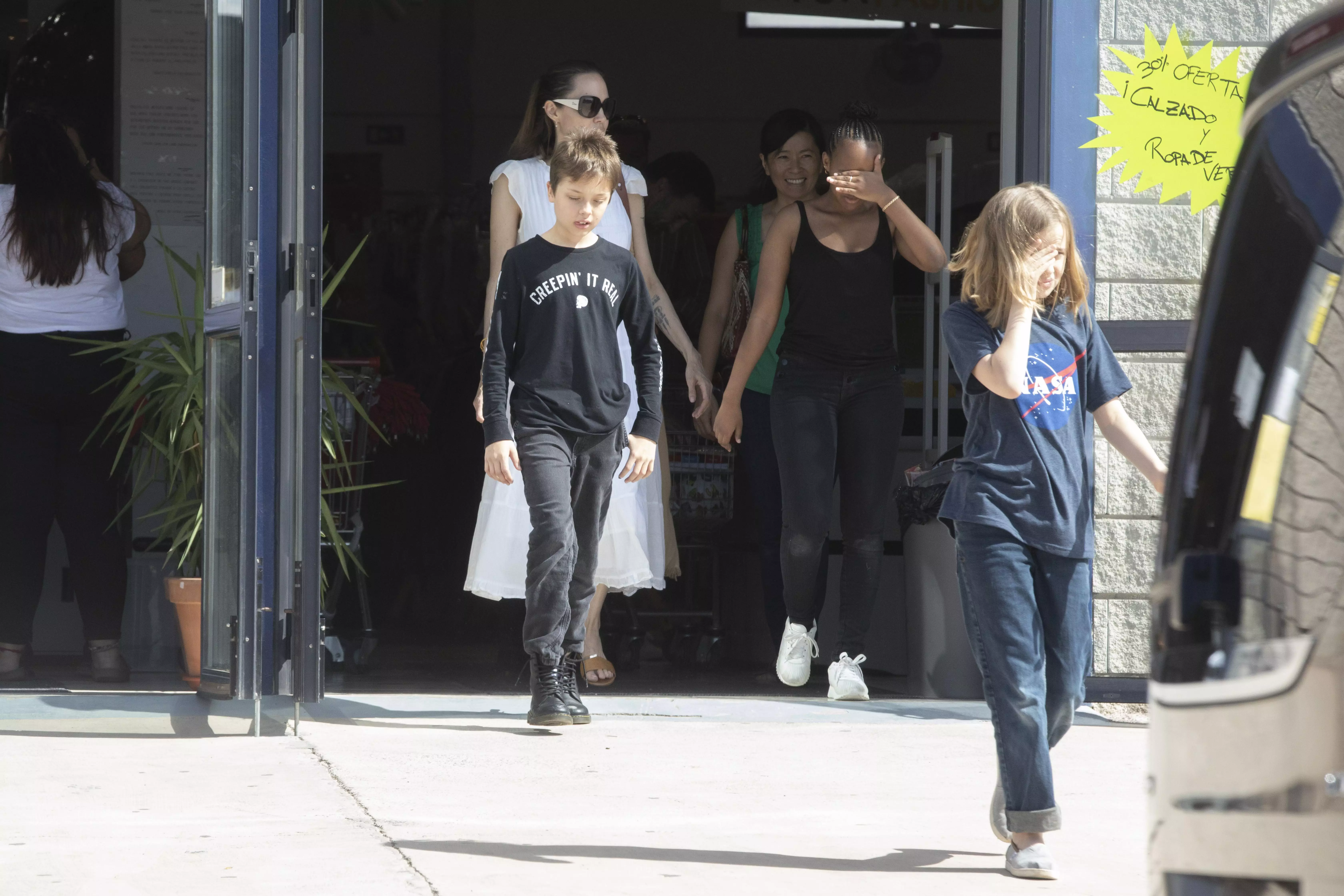 Angelina Jolie parece pele e osso, despertando uma nova preocupação com sua saúde, enquanto faz compras com seus filhos em Fuerteventura, Espanha