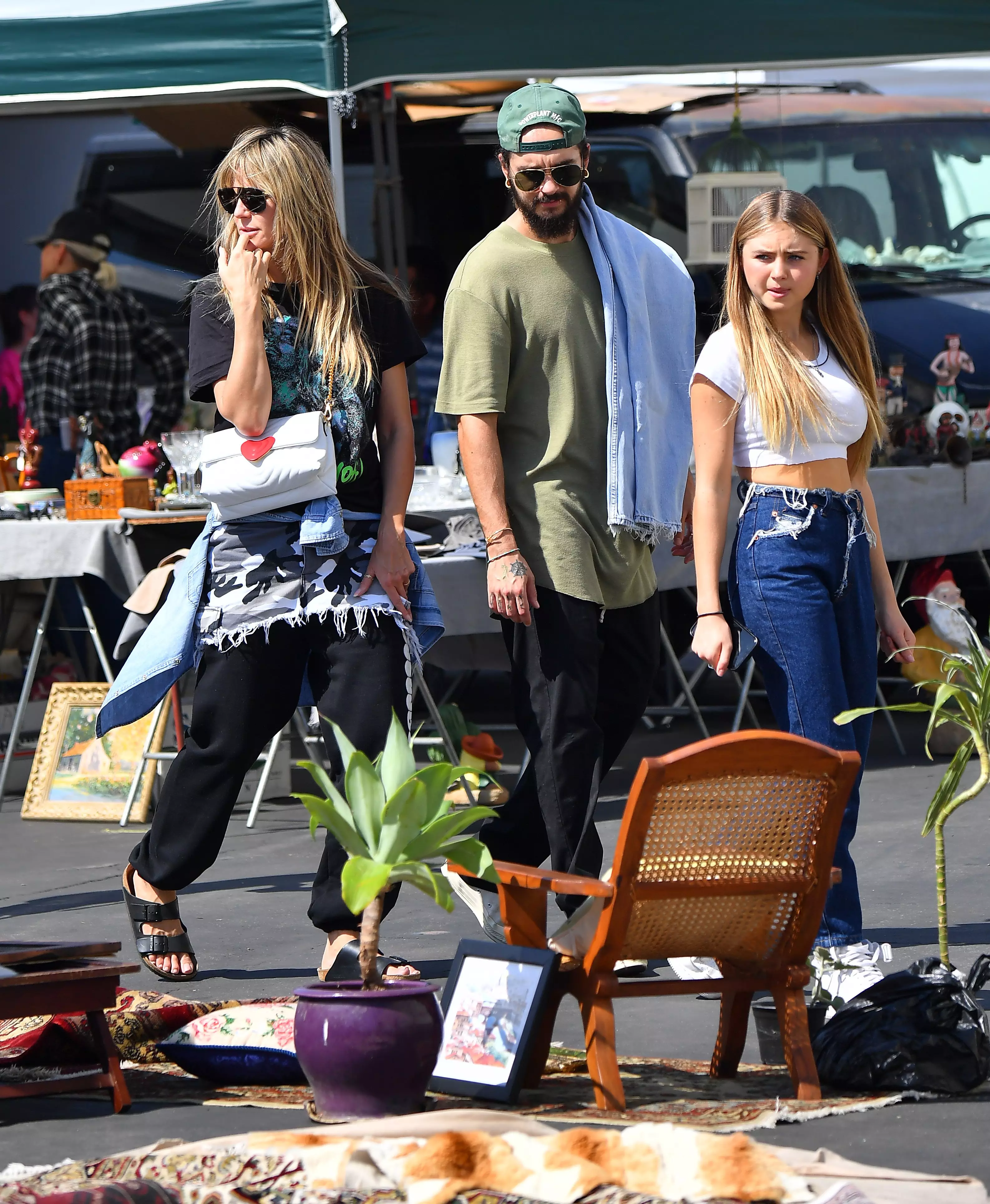 Heidi Klum e seu marido Tom Kaulitz desfrutam de algumas cervejas enquanto passeiam por um mercado de pulgas local