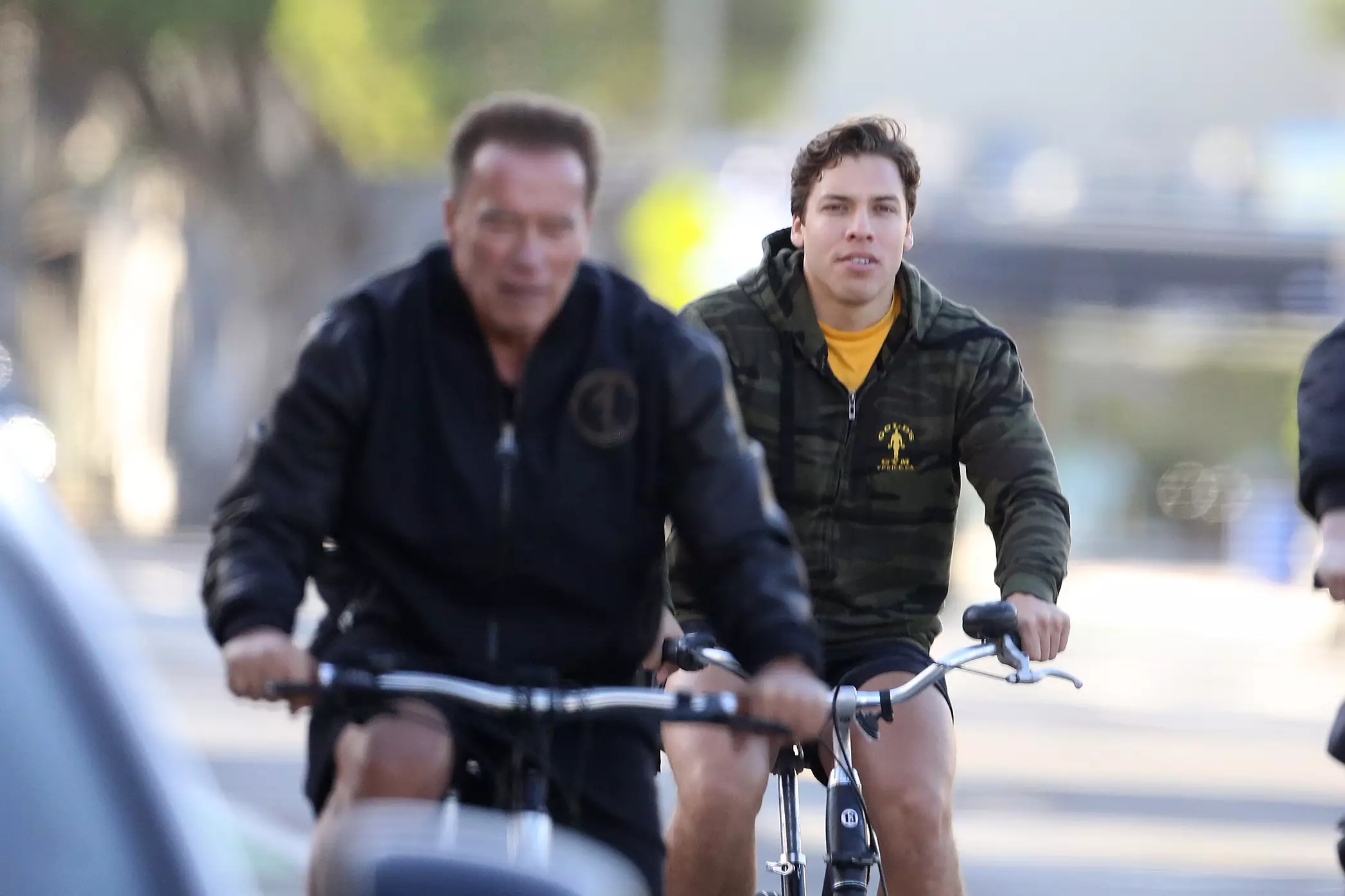 阿诺德施瓦辛格在洛杉矶与儿子约瑟夫骑自行车过去无家可归的混战