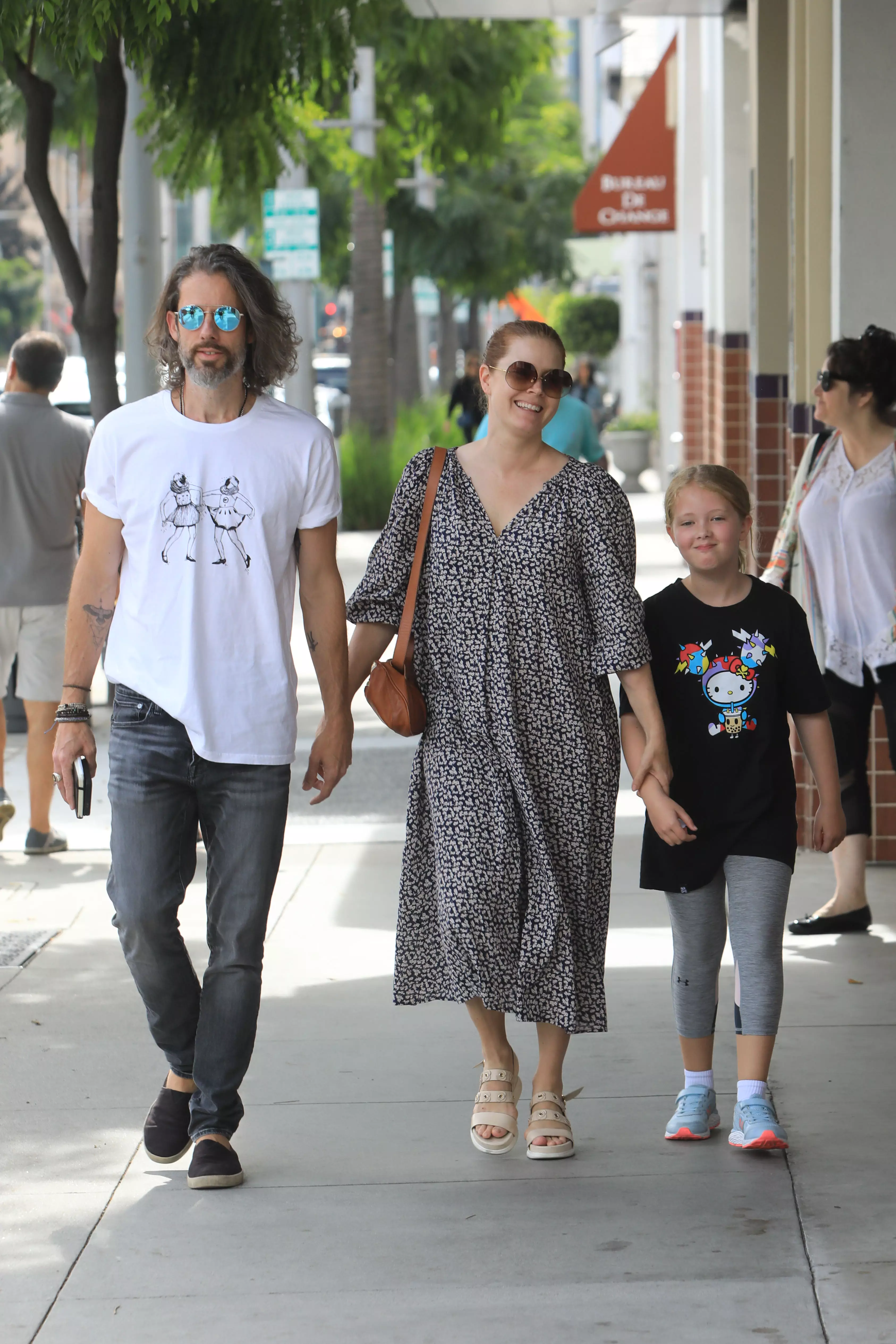 Amy Adams faz compras com a família em Beverly Hills