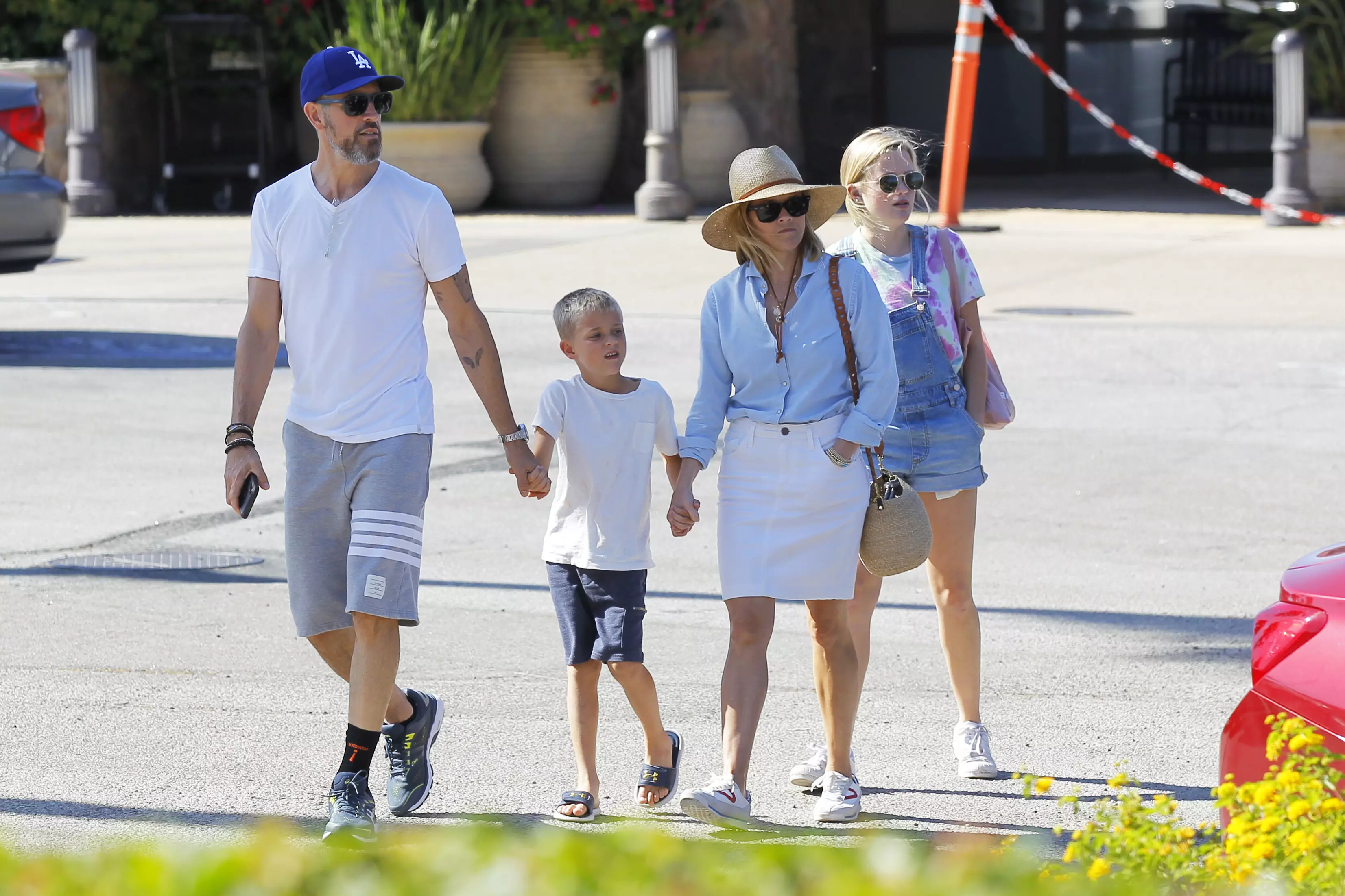 Reese Witherspoon 和丈夫 Jim Toth 与她的儿子 Deacon 和女儿 Ava 一起在马里布漫步！