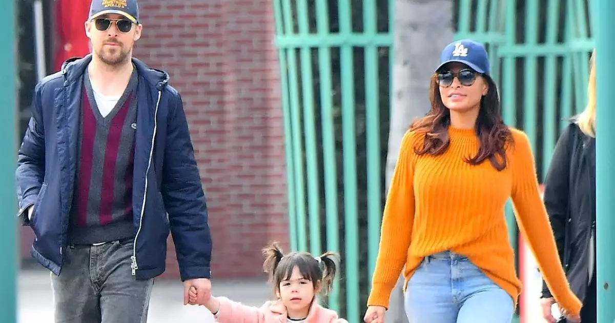 Bawo ni Eva Mendes ati Ryan Gosling Ṣe Gbadun Quarantine Pẹlu Awọn ọmọde