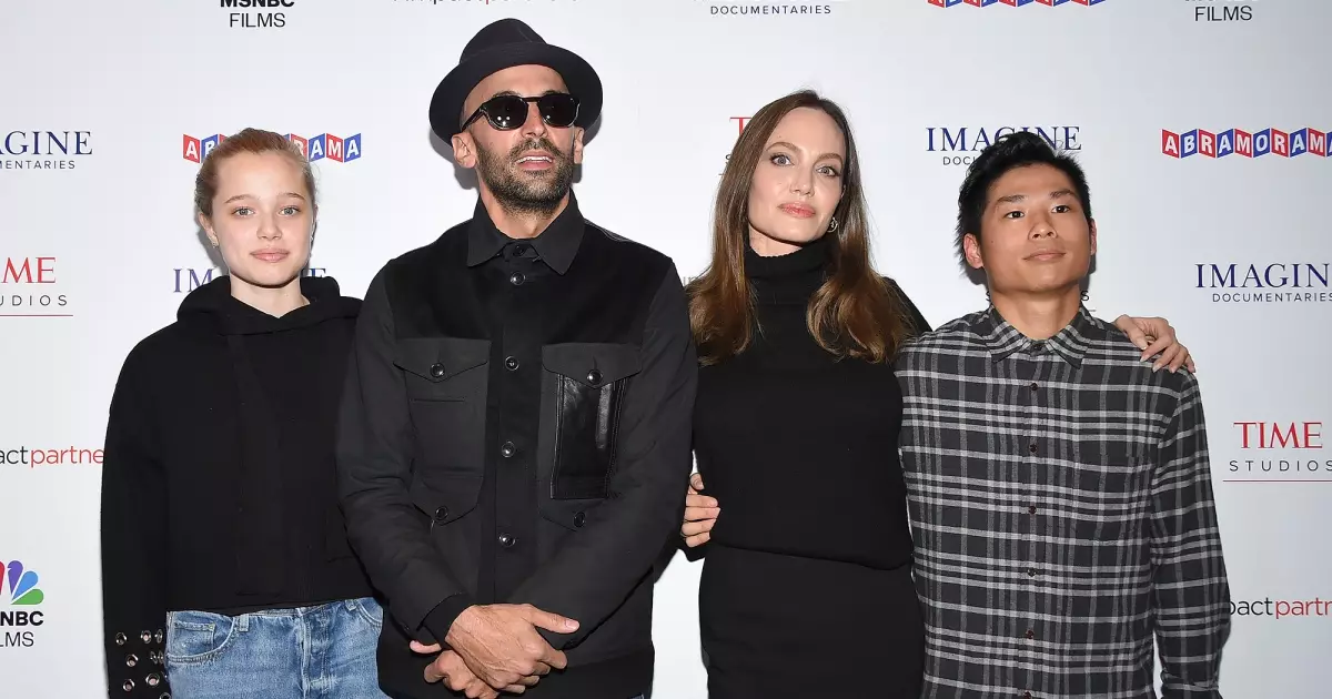 Shiloh Jolie-Pitt Memakai Jeans Koyak di Permaidani Merah Bersama Angelina
