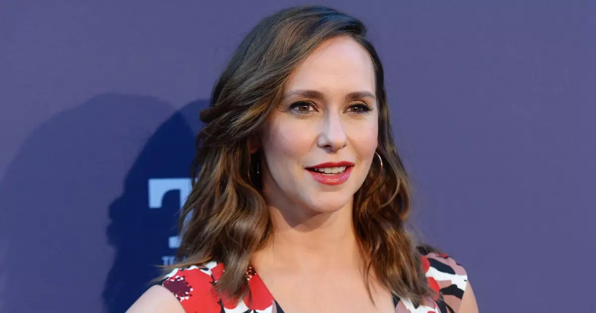 Jennifer Love Hewitt ati Ọmọbinrin Igba Irẹdanu Ewe Ni Awọn Egba Ọrun ti o baamu