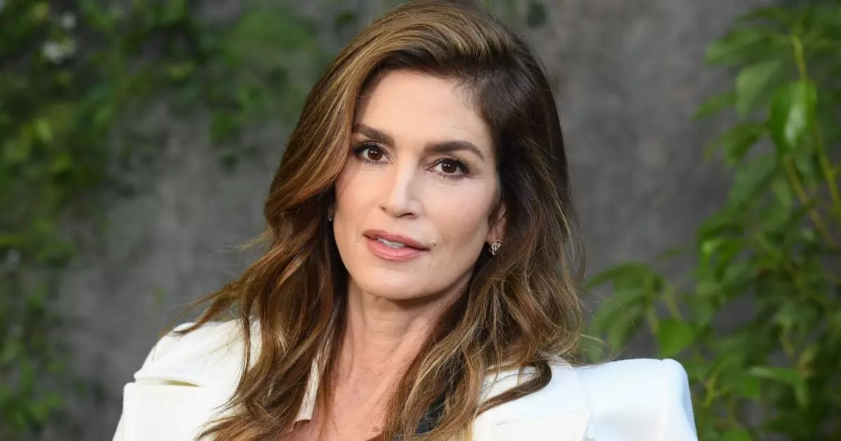 Gipadayag ni Cindy Crawford kung nganong nag-modelo gihapon siya nga hubo sa edad nga 50