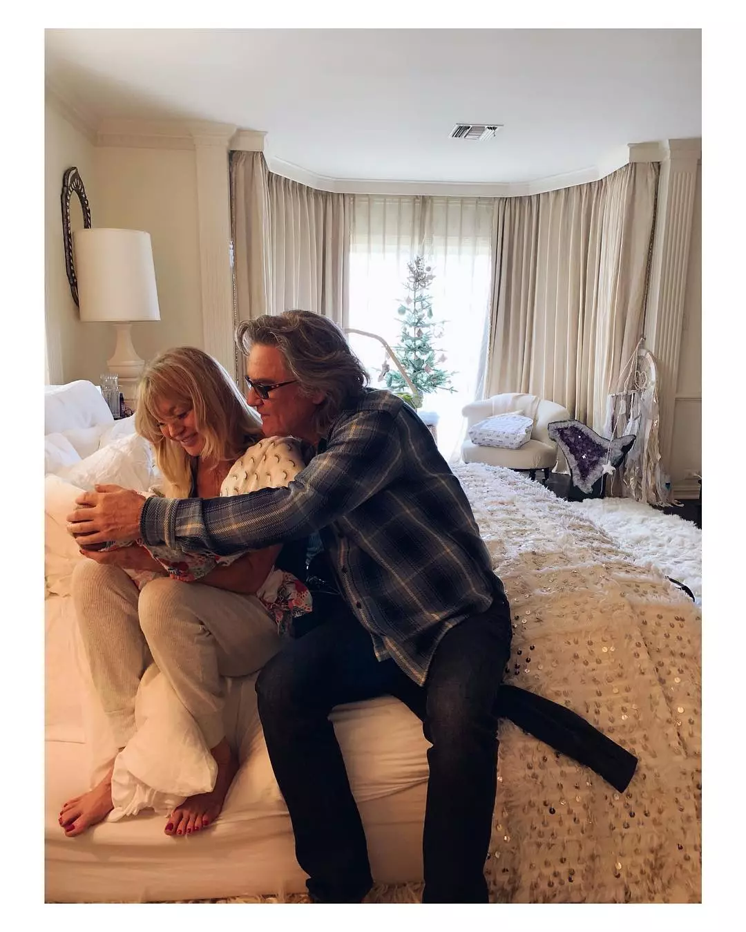 goldie-hawn-and-kurt-russells-cute-photos-with-the-grandkids ของพวกเขา