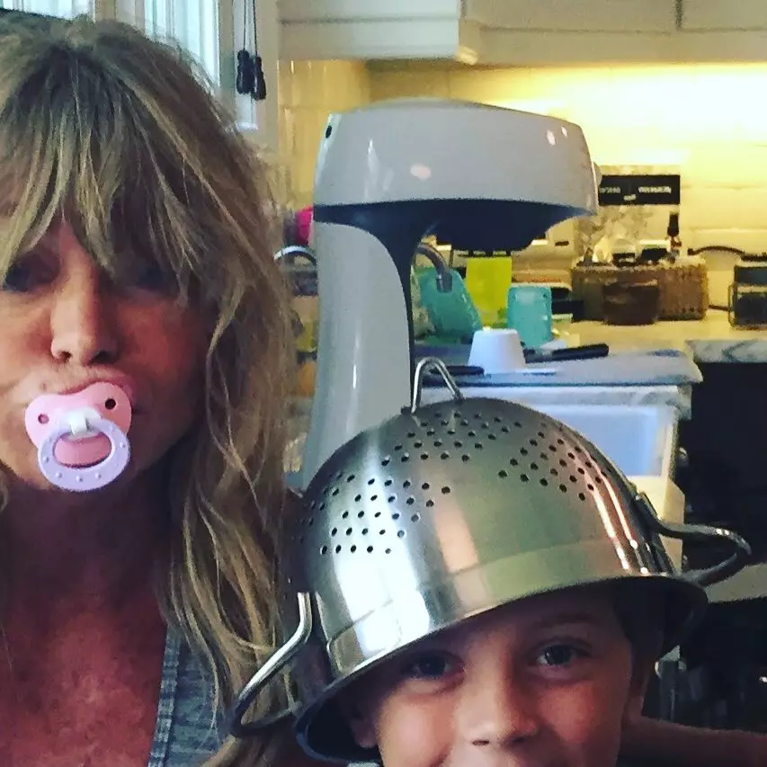 goldie-hawn-and-kurt-russells-cute-photos- with their-newkids