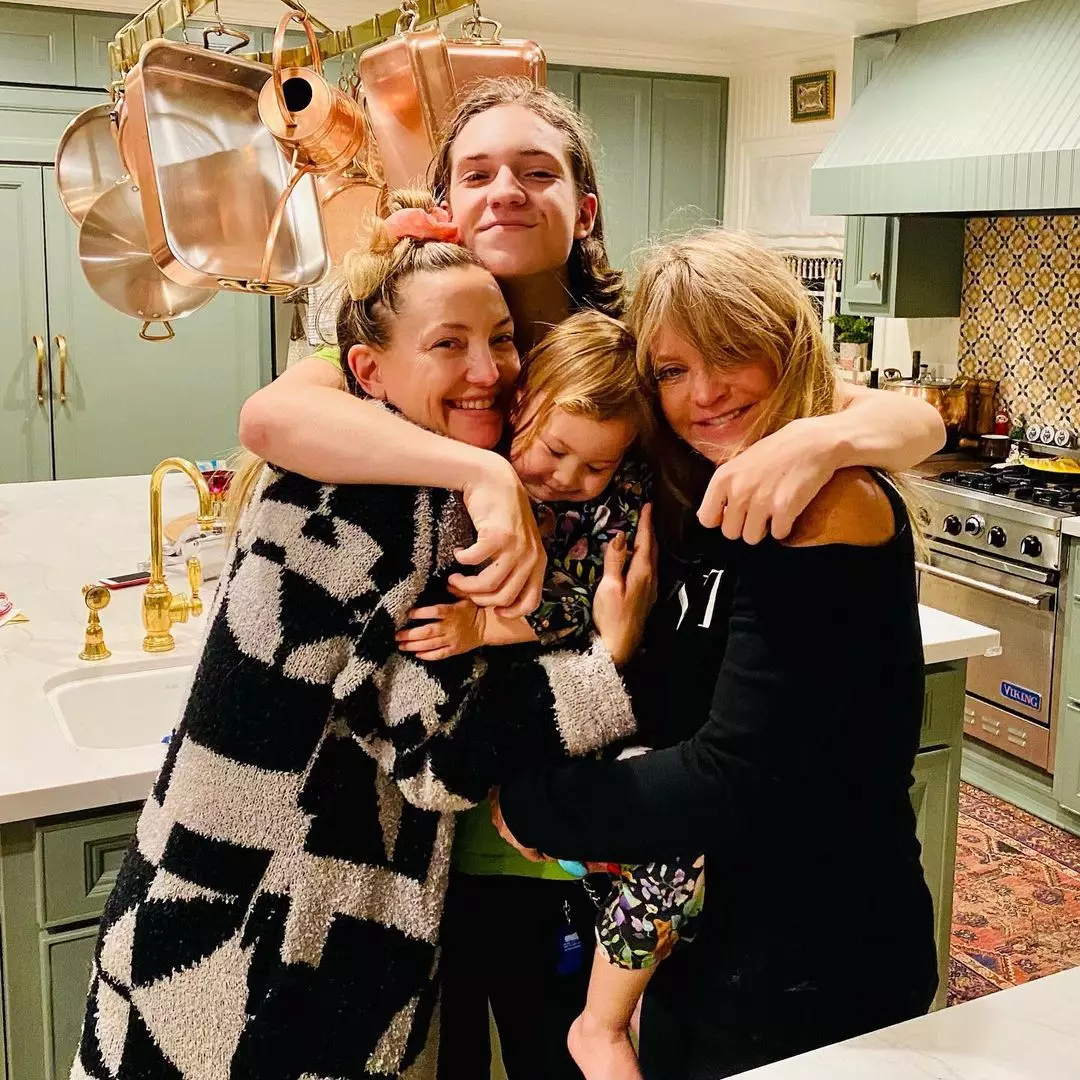 goldie-hawn-and-kurt-russells-cutest-photos-with-their-grandkidsmay2021