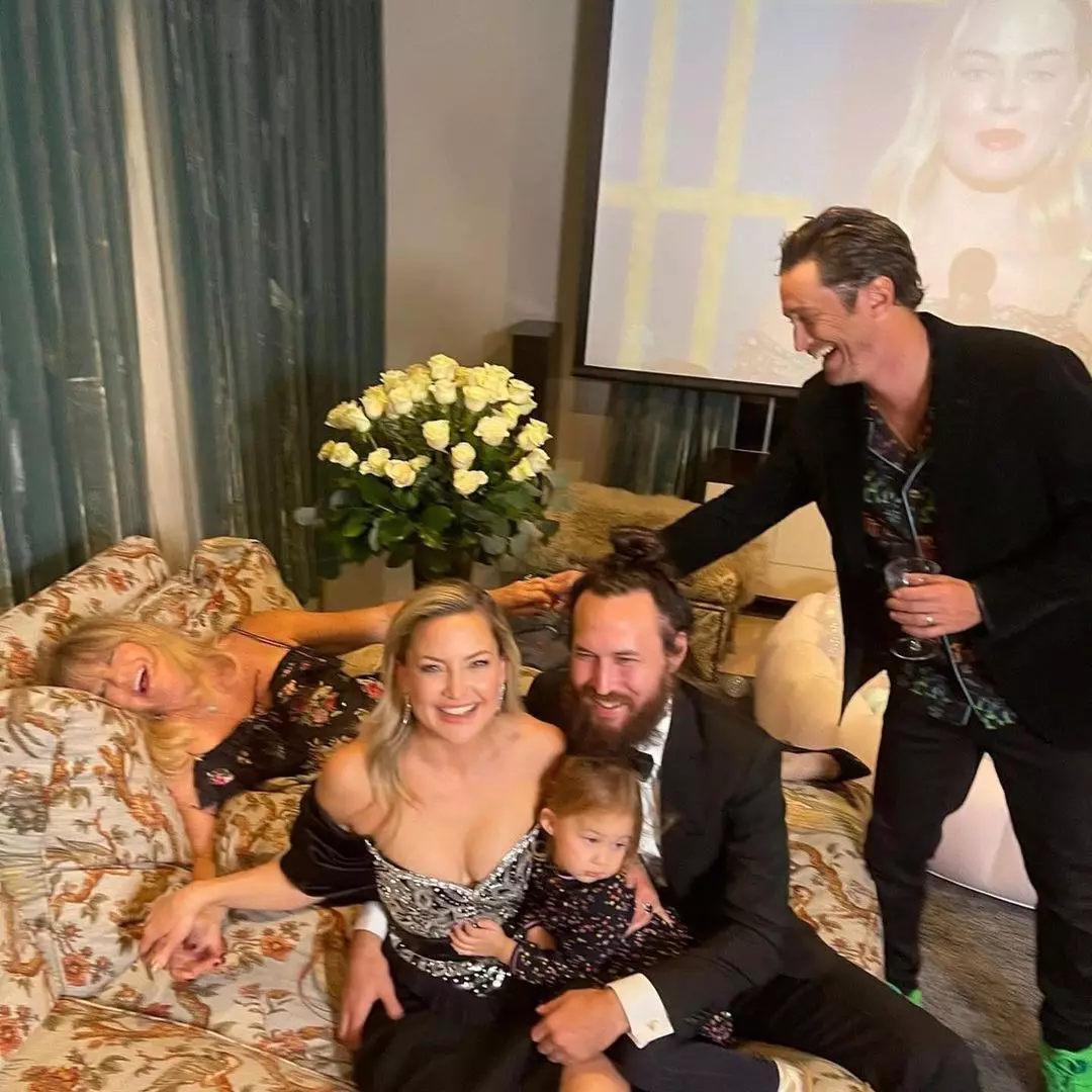 goldie-hawn-and-kurt-russells-cute-photos-with-the-grandkids ของพวกเขา