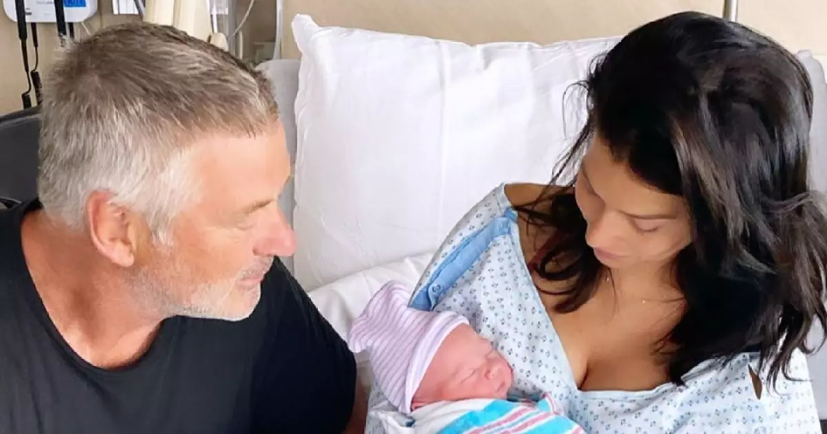 Hilaria Baldwin je z možem Alecom Baldwinom rodila otroka št. 5