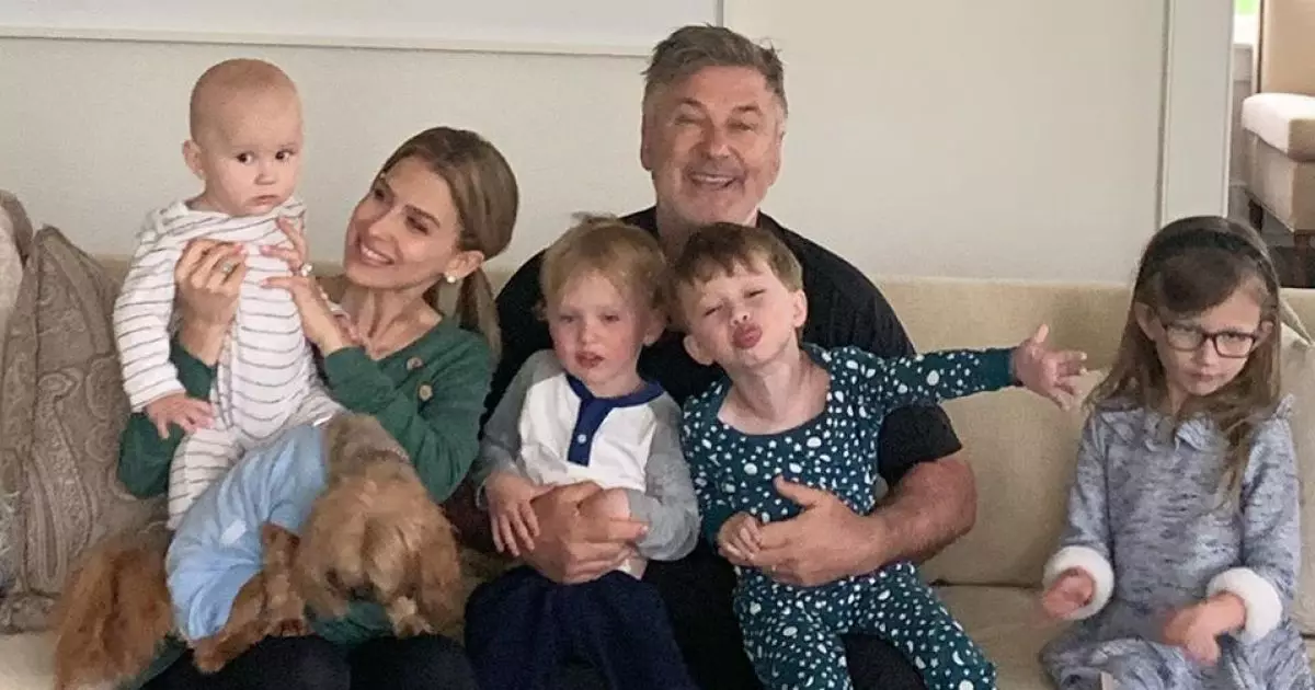 Alec Baldwin và Vợ Hilaria's Kids: Xem những bức ảnh gia đình dễ thương của họ