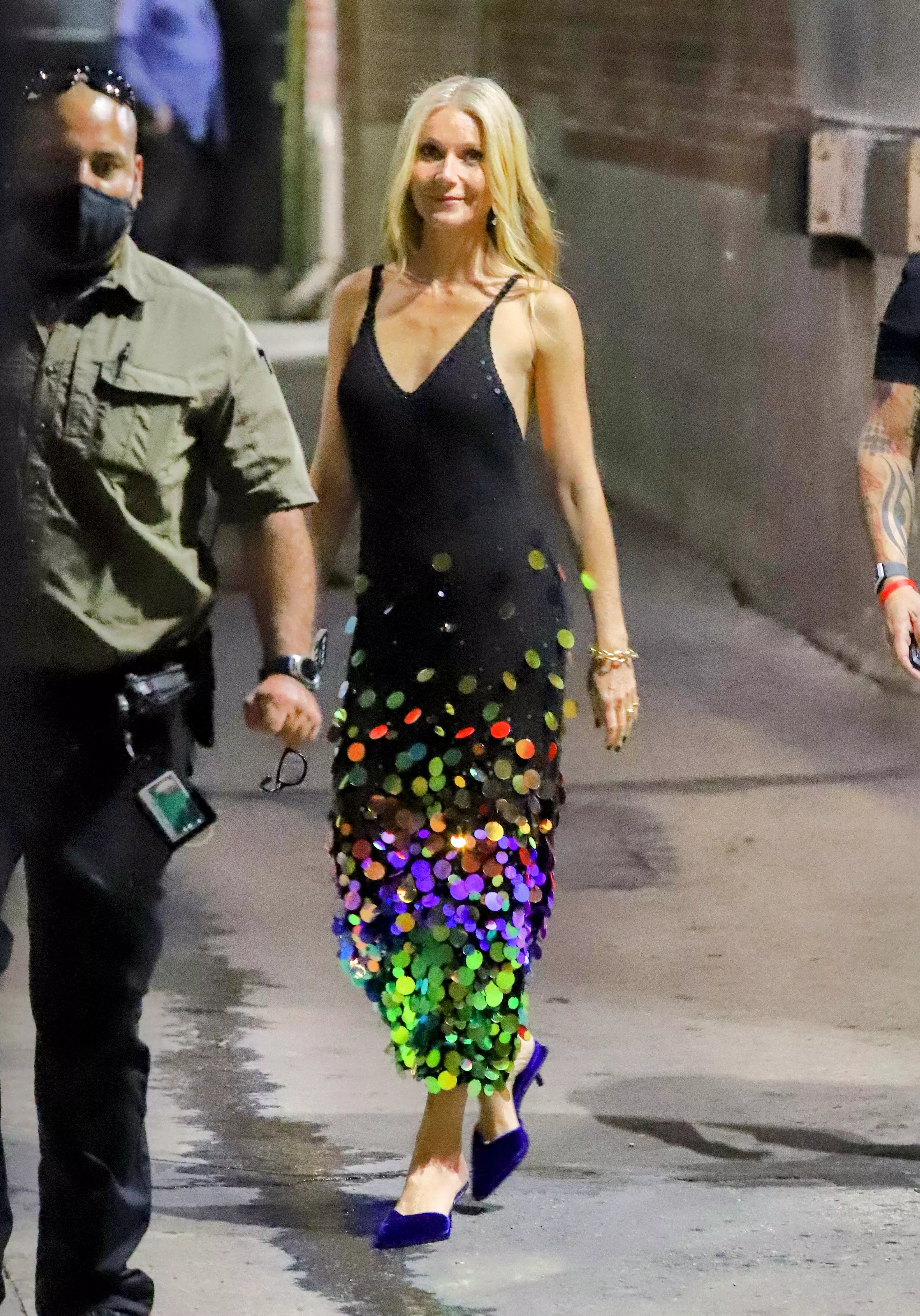 Gwyneth Paltrow kimaltelee kiiltävässä mustassa mekossa, jossa on sateenkaaripaljetteja: katso kuvat!