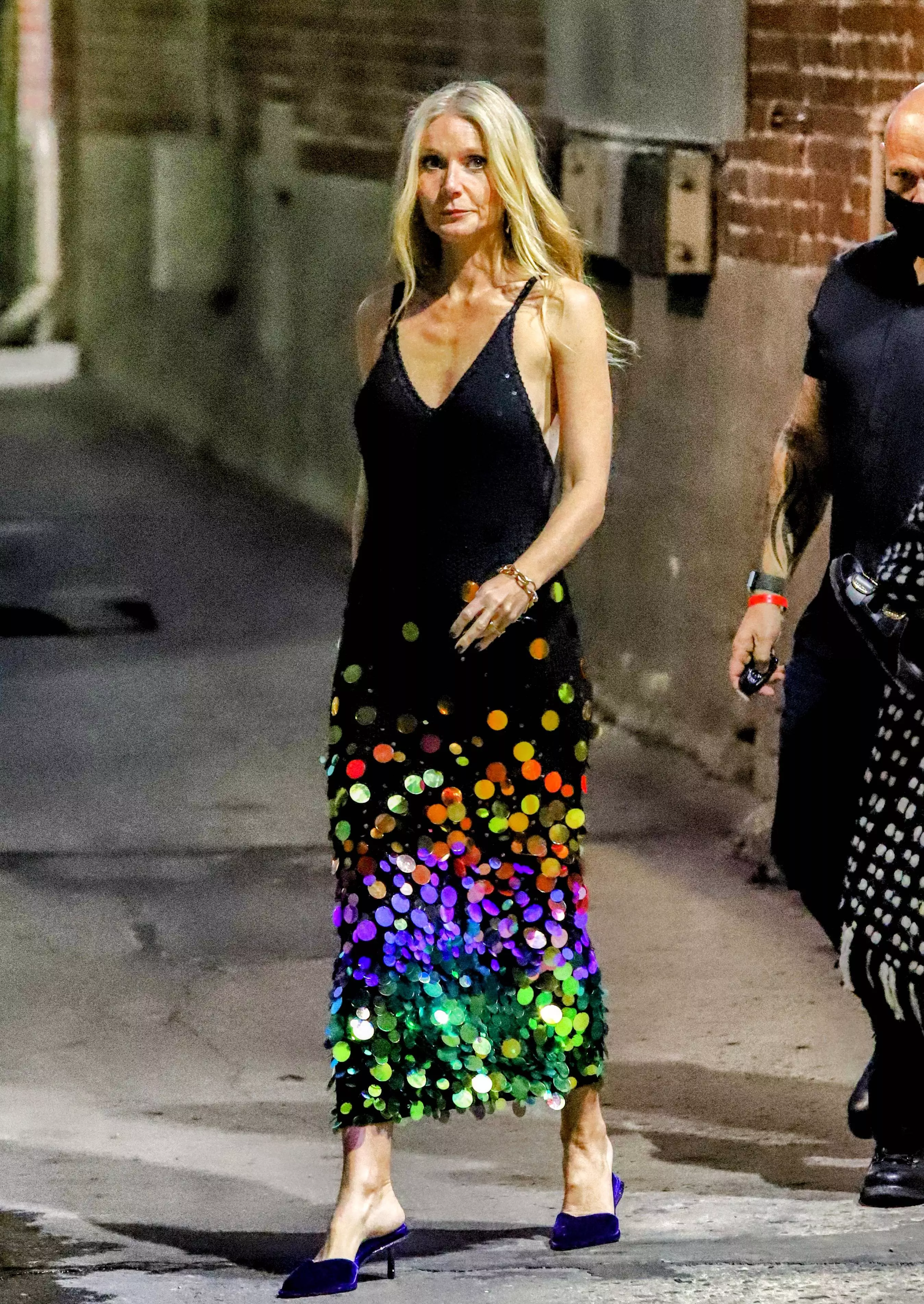 Gwyneth Paltrow glitrer i en slinky svart kjole med regnbuepaljetter: Se bilder!