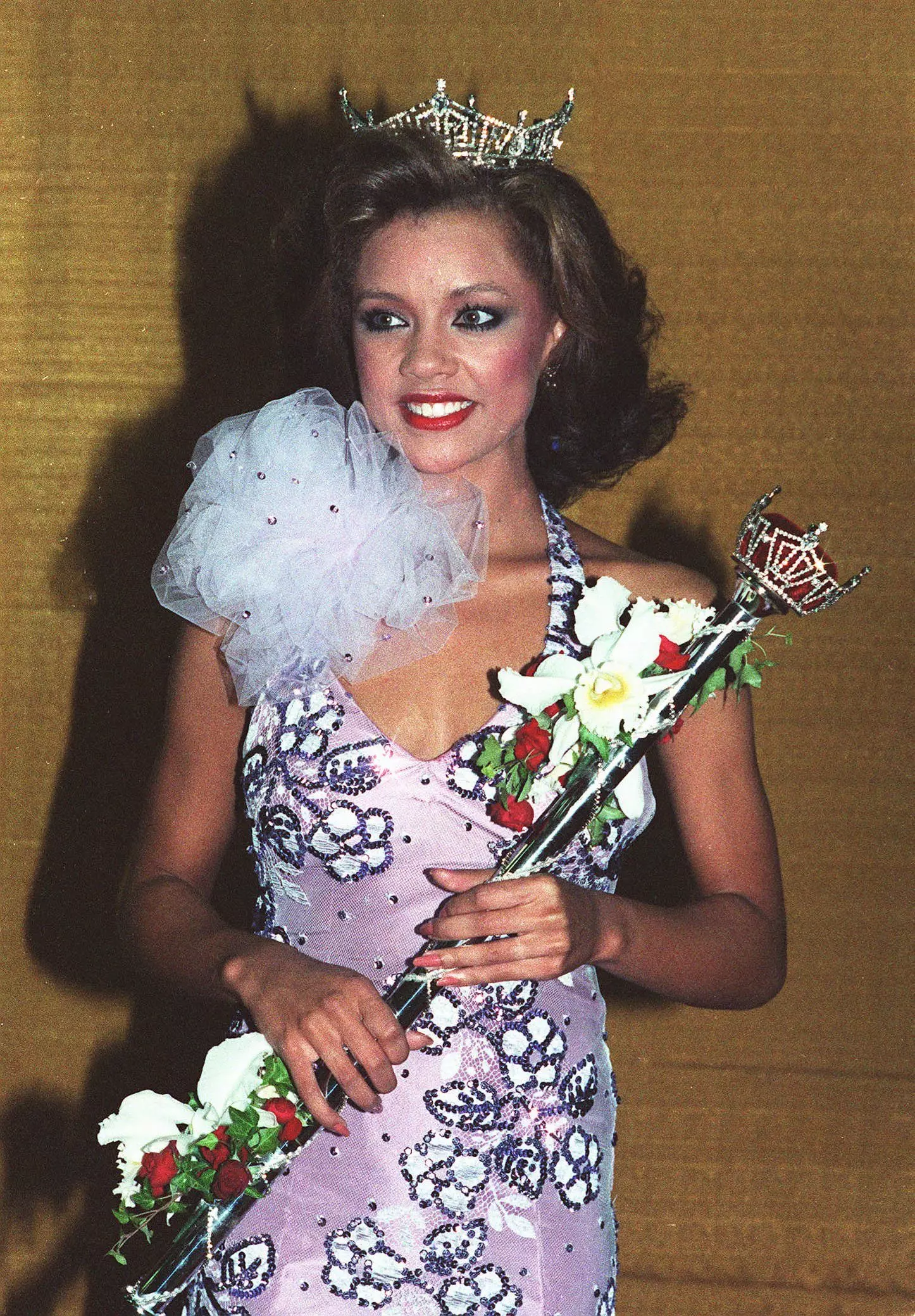 Vanesa Viljamsa pēc kronēšanas par Miss Amerika 1984. gadā