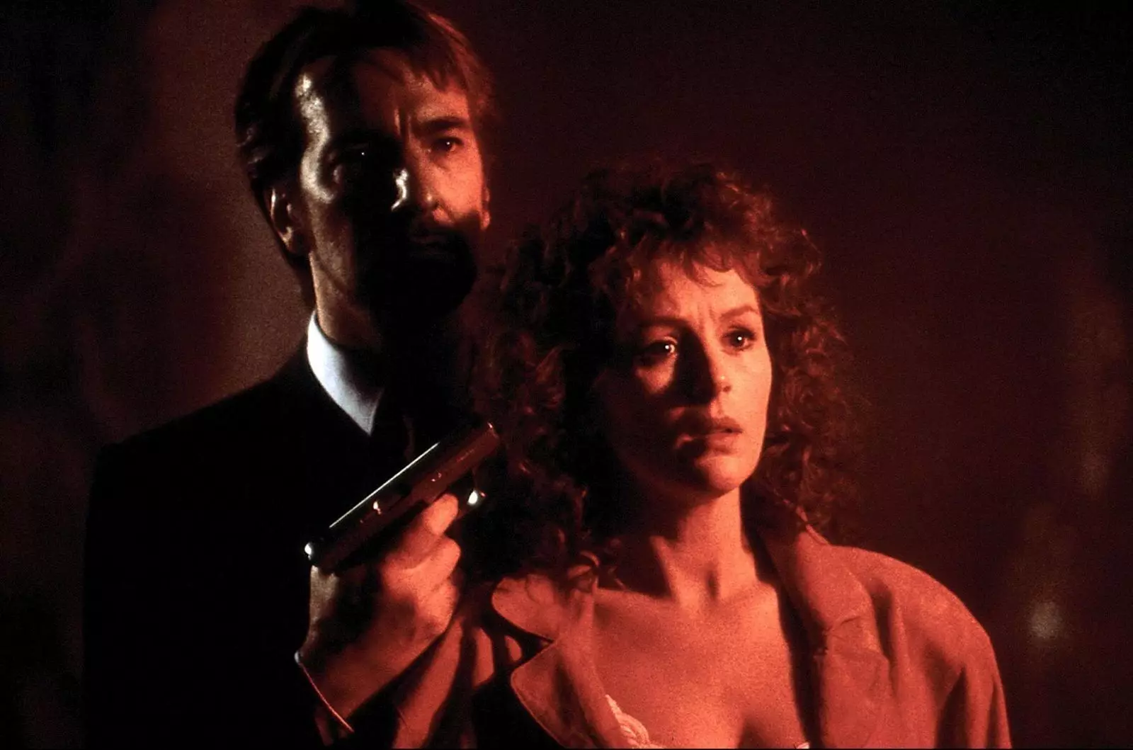 morir duro - alan rickman y bonnie bedelia