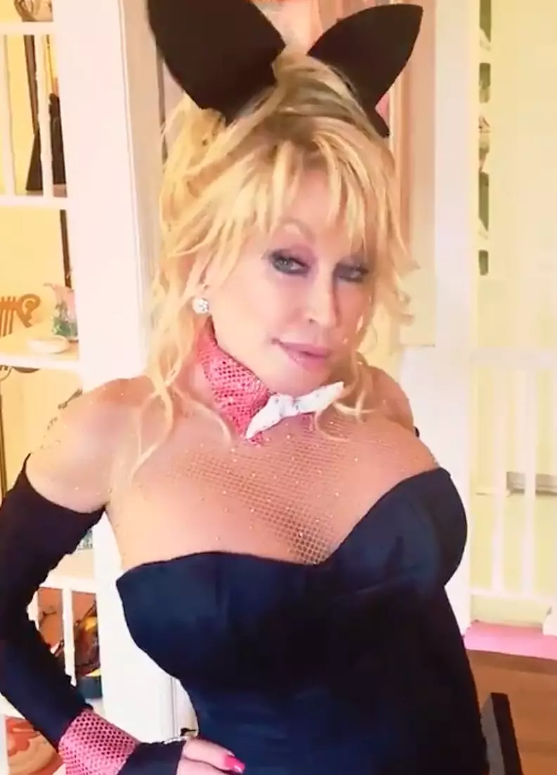 Dolly Parton en malnova Playboy-kostumo