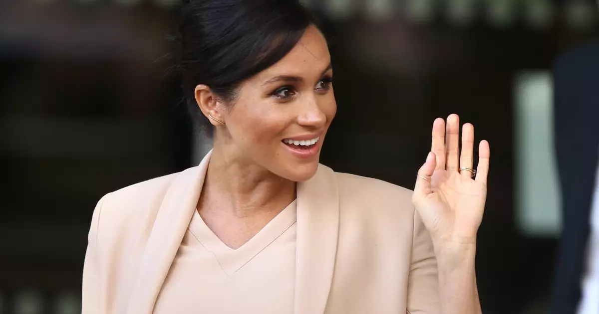 Megan Markle dia nanaitra tamin'ny Blush Pink tamin'ny fitsidihana teatra nasionaly