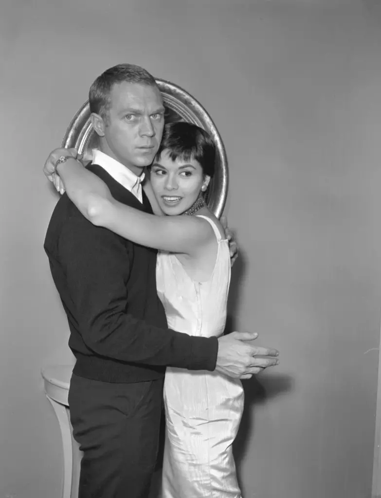 미국 배우 스티브 맥퀸(Steve McQueen, 1930-1980)과 닐 아담스(Neile Adams)가 '남부에서 온 남자'라는 제목의 텔레비전 선집 시리즈 '알프레드 히치콕 선물'의 에피소드를 촬영하는 동안 포옹하고 있다.