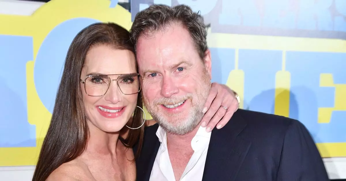 Brooke Shields dan Chris Henchy Meraikan Ulang Tahun Perkahwinan ke-19