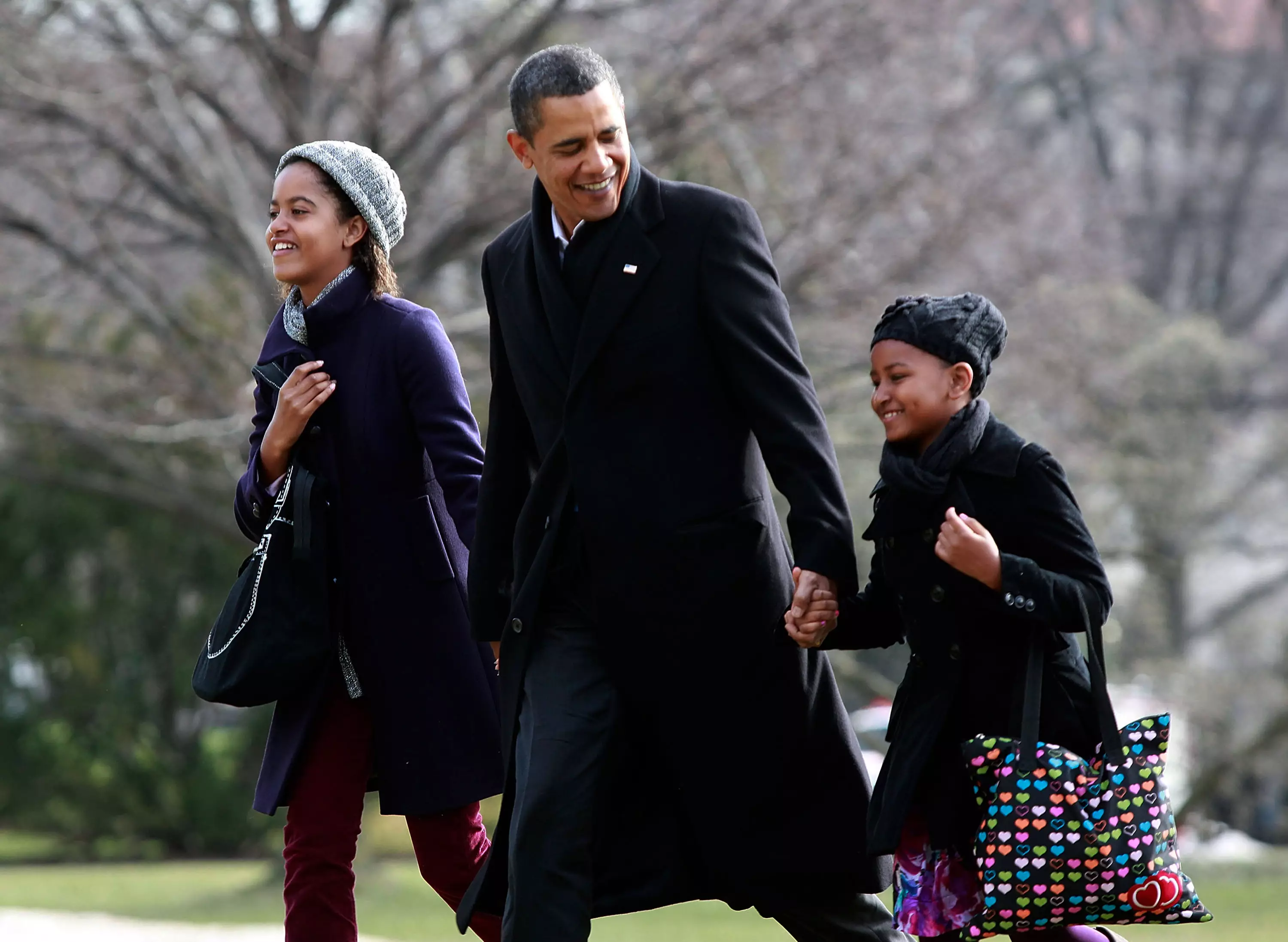 malia-obama-sasha-obama-ມັງກອນ-2010