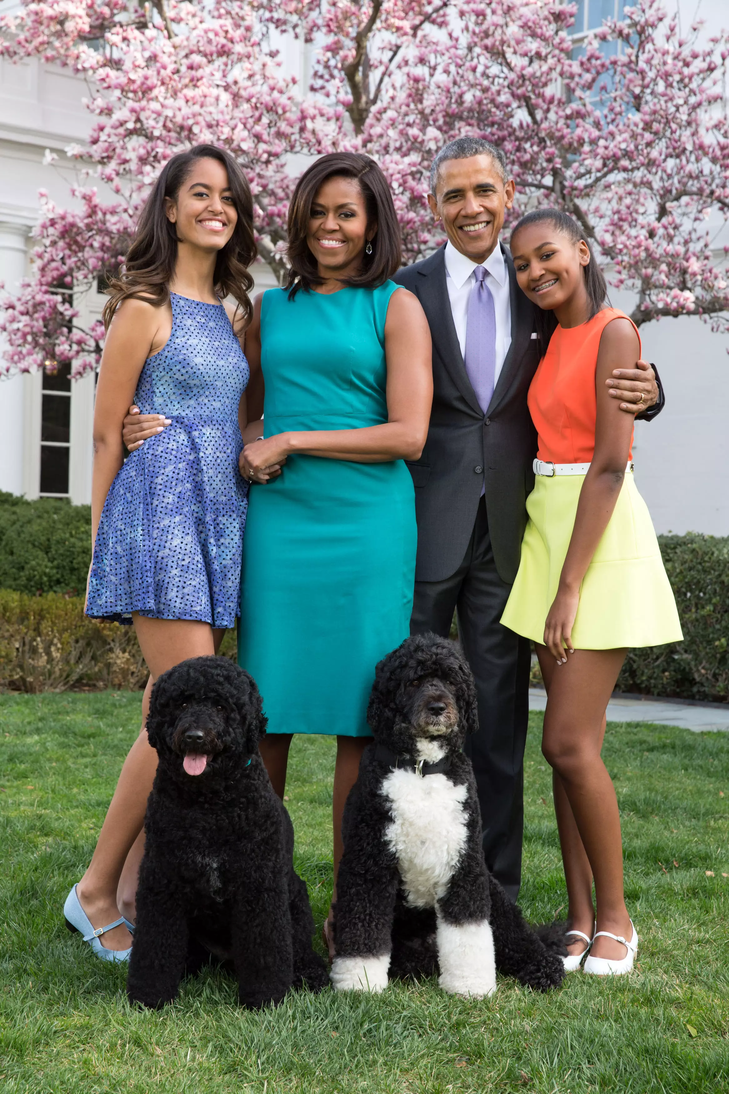 malia-obama-sasha-obama-duben-2015