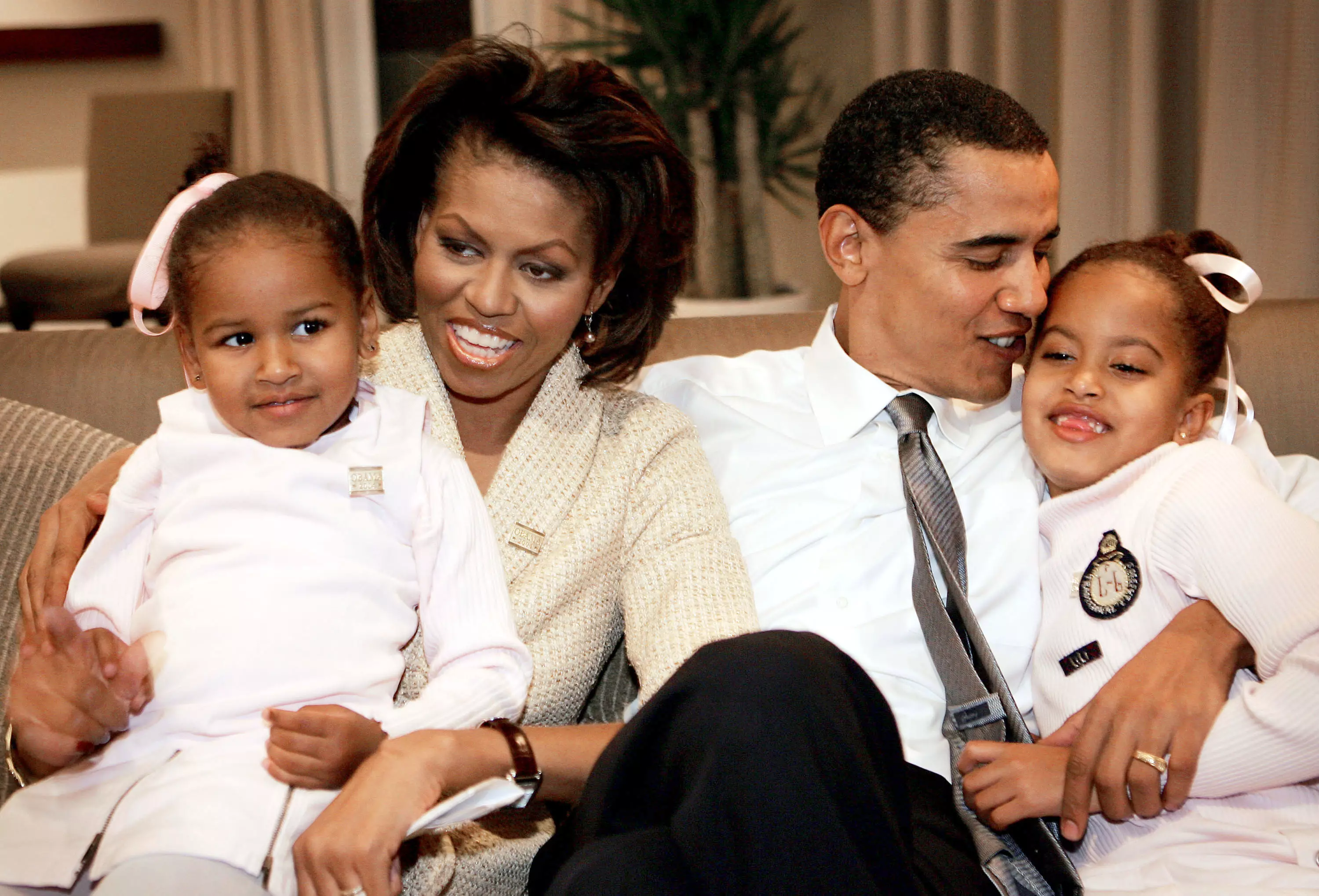 malia-obama-sasha-obama-ເດືອນພະຈິກ-2004