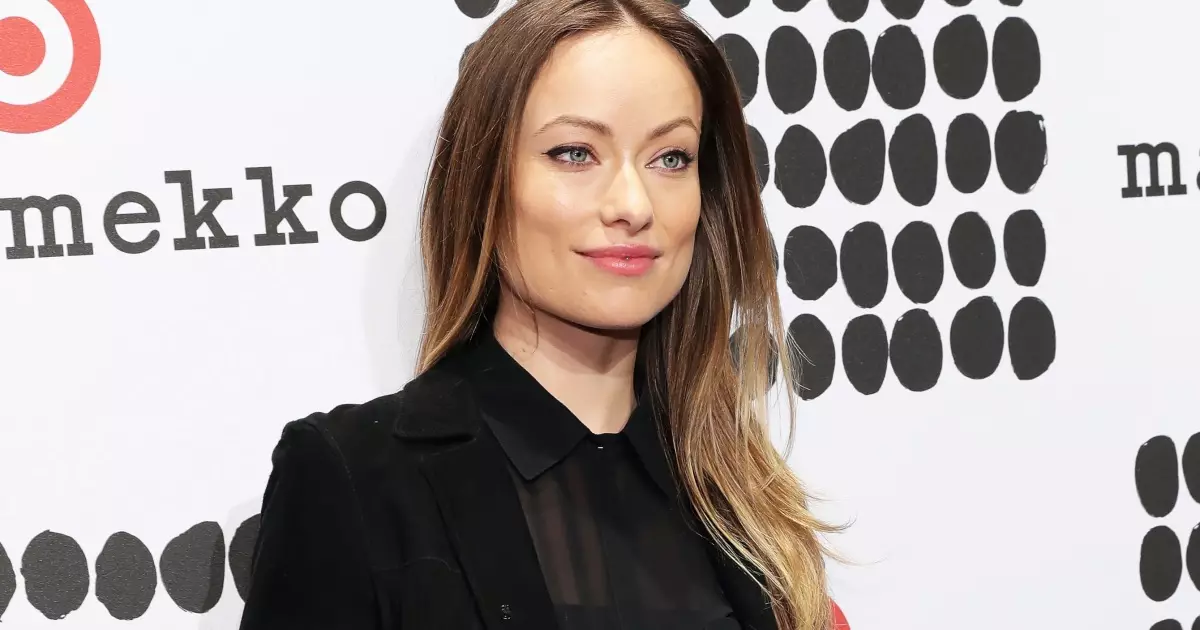 Olivia Wilde Ibu-Isin pikeun Nyium Putra Otis dina Biwir