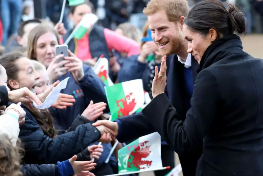 prince harry meghan markle foule fans