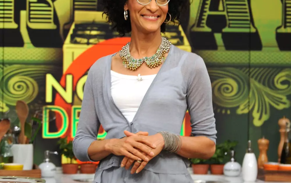 VIDEO EXCLUSIVE: "The Chew's" Carla Hall ag Labhraíonn Pleanáil Saoire Agus Oidis Éasca! - Seachtain Níos Dlúithe