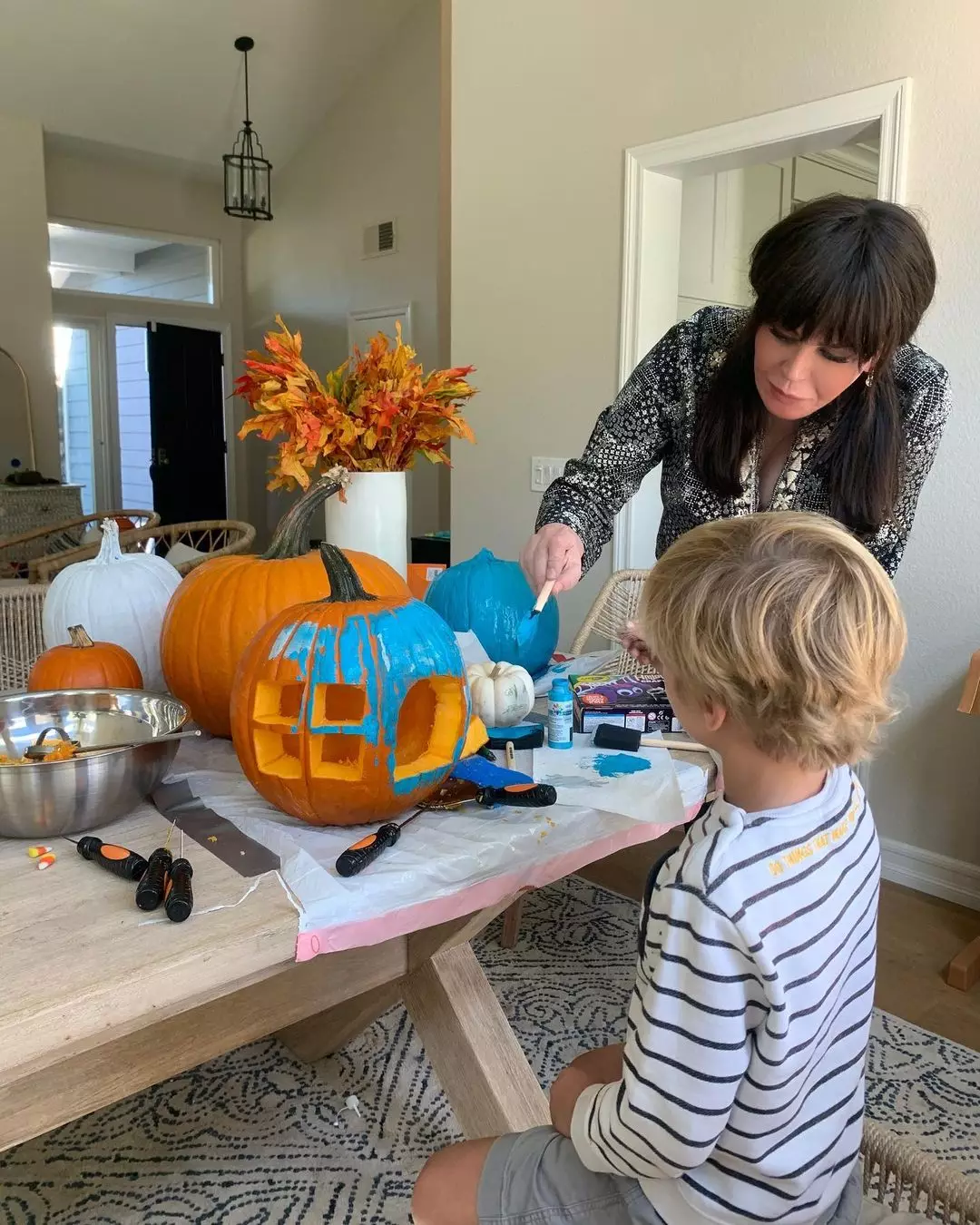 marie-osmond-and-her-grandkids-carve-pumpkins-in-cute-photos