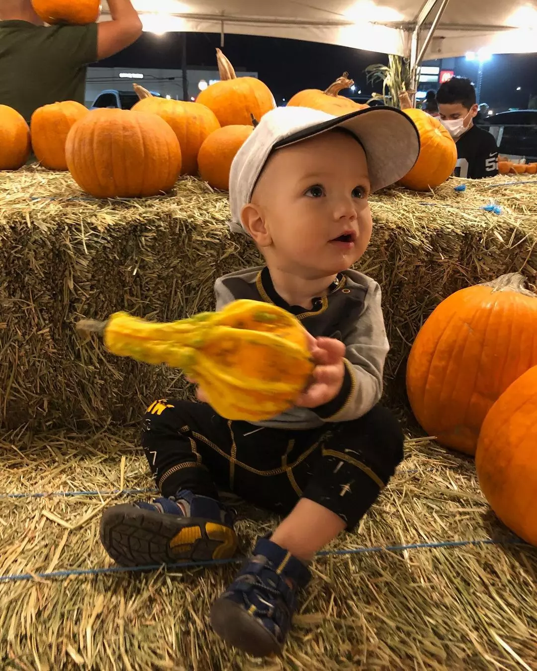 marie-osmond-and-her-grandkids-carve-pumpkins-in-cute-photos