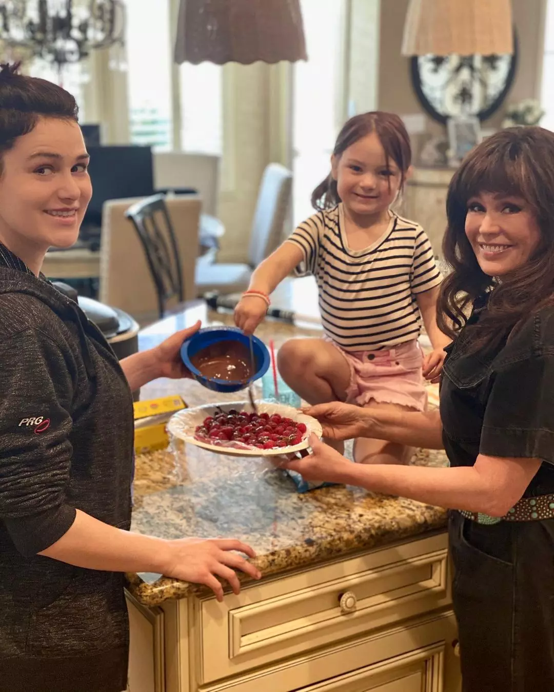 Marie-osmond-and-her-grandkids-of-the-singers-family ၁၂။