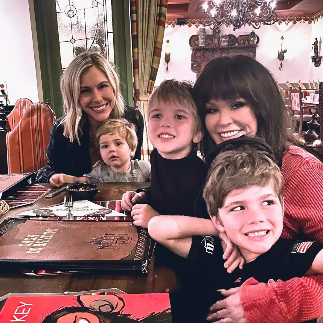 Marie-osmond-and-her-grandkids-of-the-singers-family ၁၂။