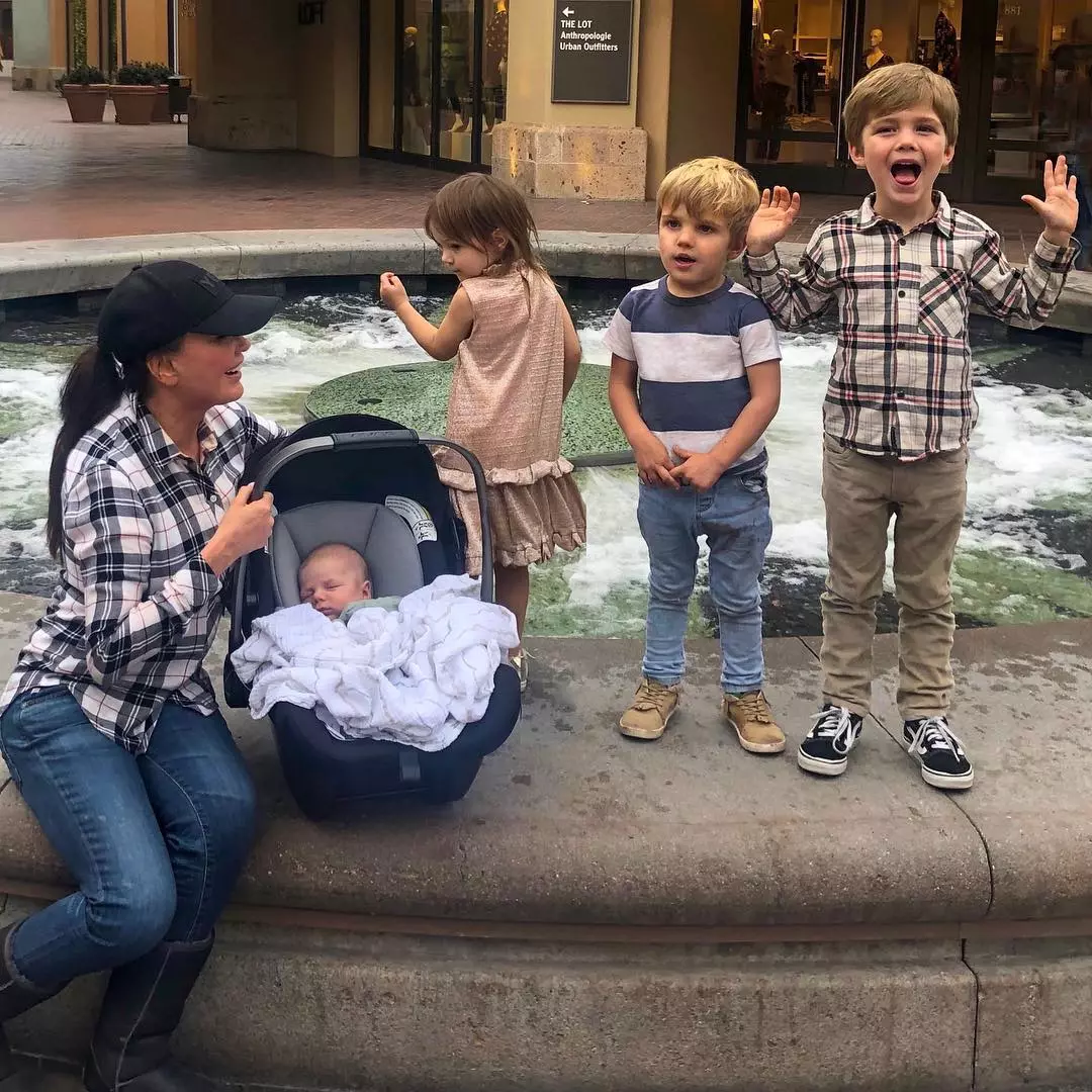 Marija Osmonda un viņas mazbērni skatiet dziedātāju ģimenes fotoattēlus12