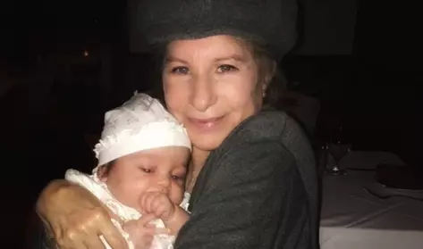 Barbra Streisand verwent de dochter van Josh Brolin, Westlyn met cadeaus