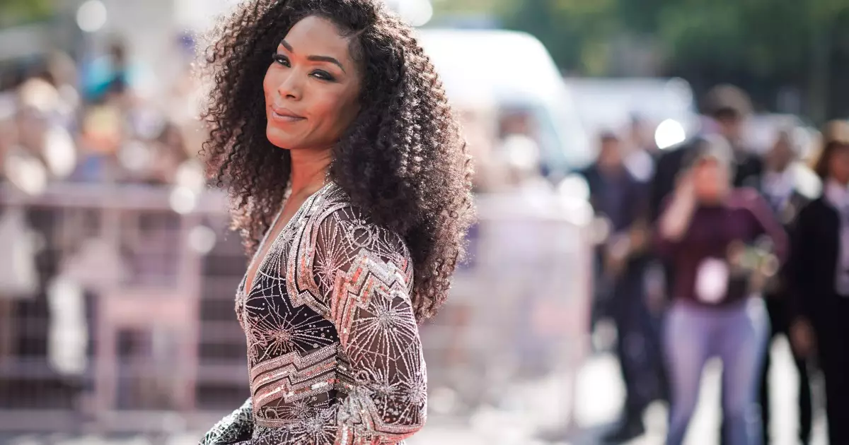 Angela Bassett Ngan Ngalungkeun Pesta Pangsaéna Sateuacan Ulang Tahunna anu ka-60