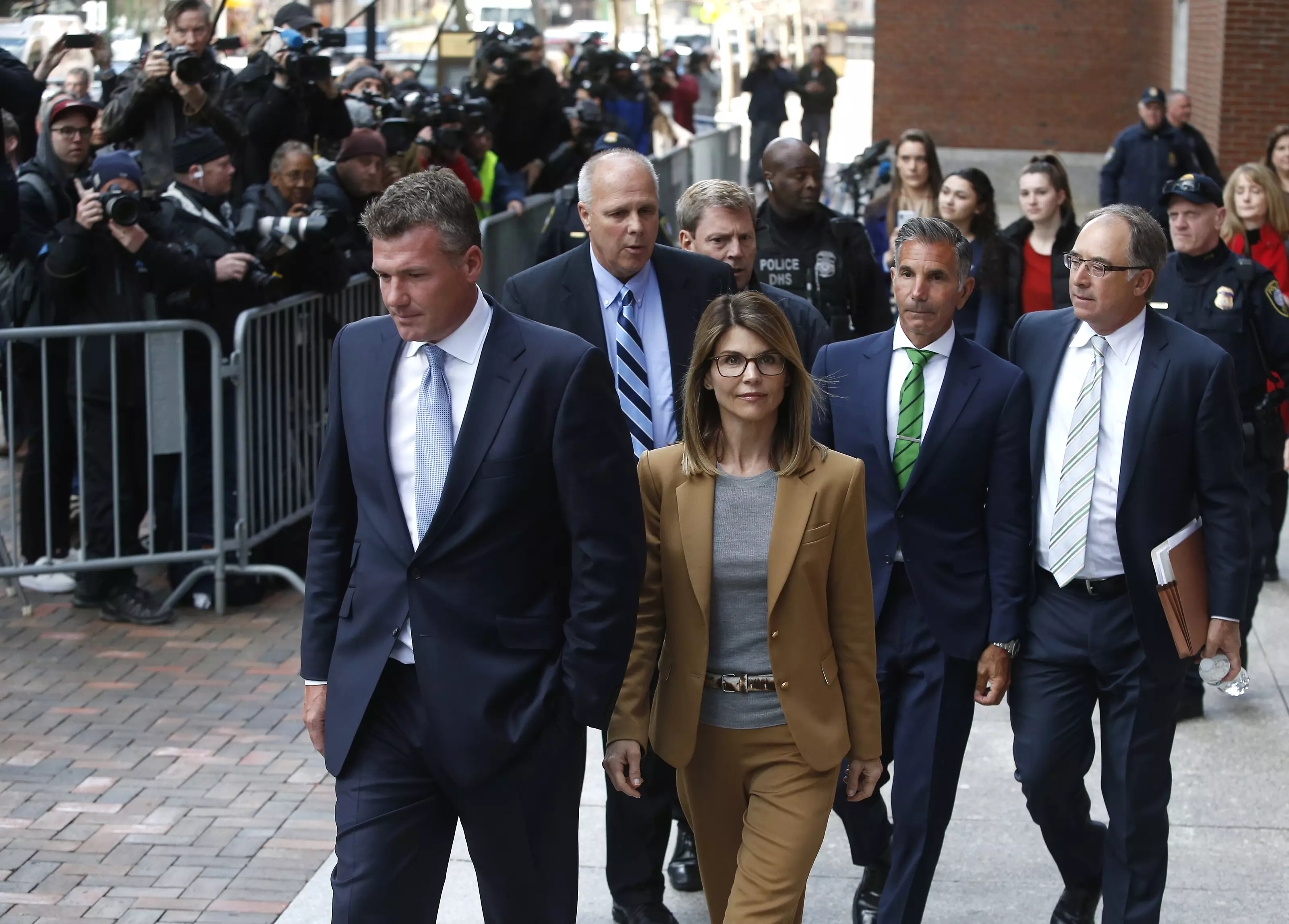 Felicity Huffman, Lori Loughlin De Ni Boston Court Fun College ireje Case