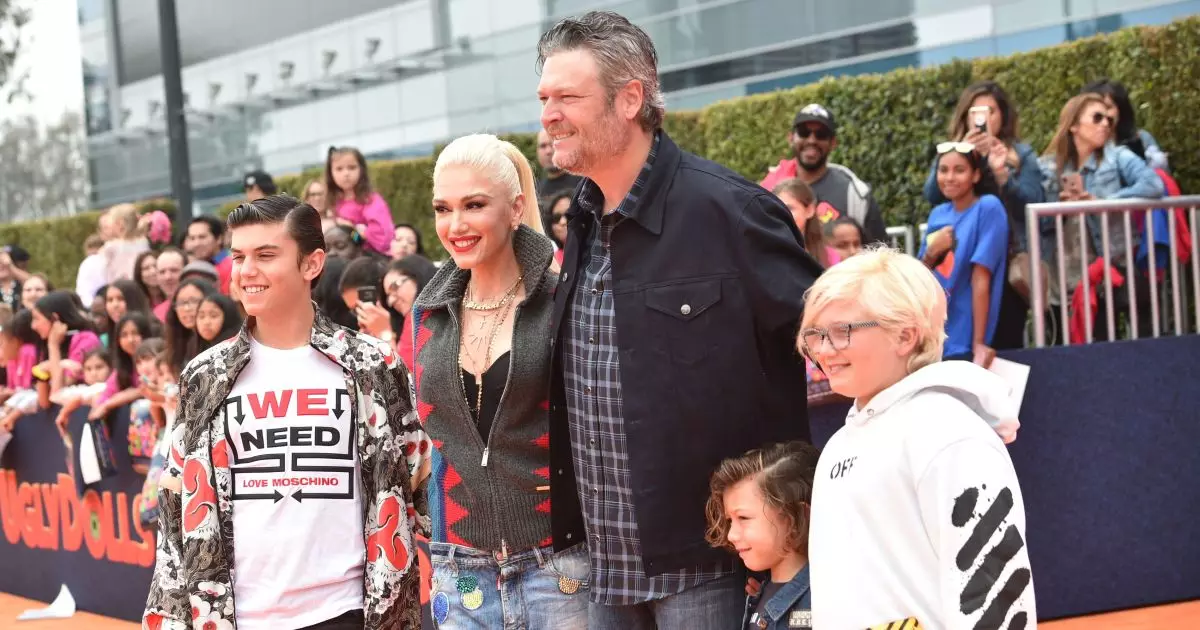 Blake Shelton Manylion Bod yn Llysdad i 3 Mab Gwen Stefani